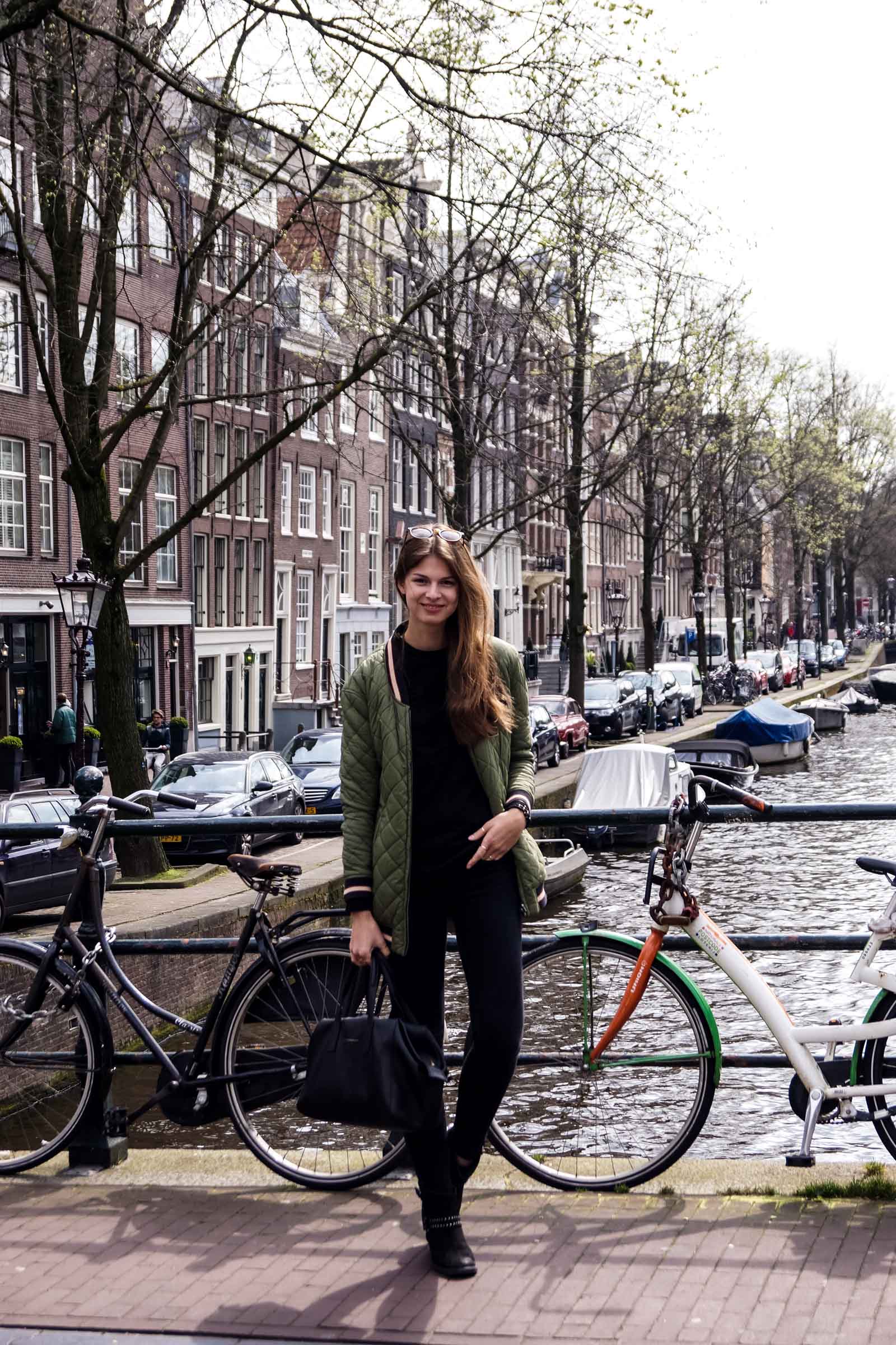 Amsterdam Outfit #2 - Komplett schwarz und eine grüne Bomber Jacke