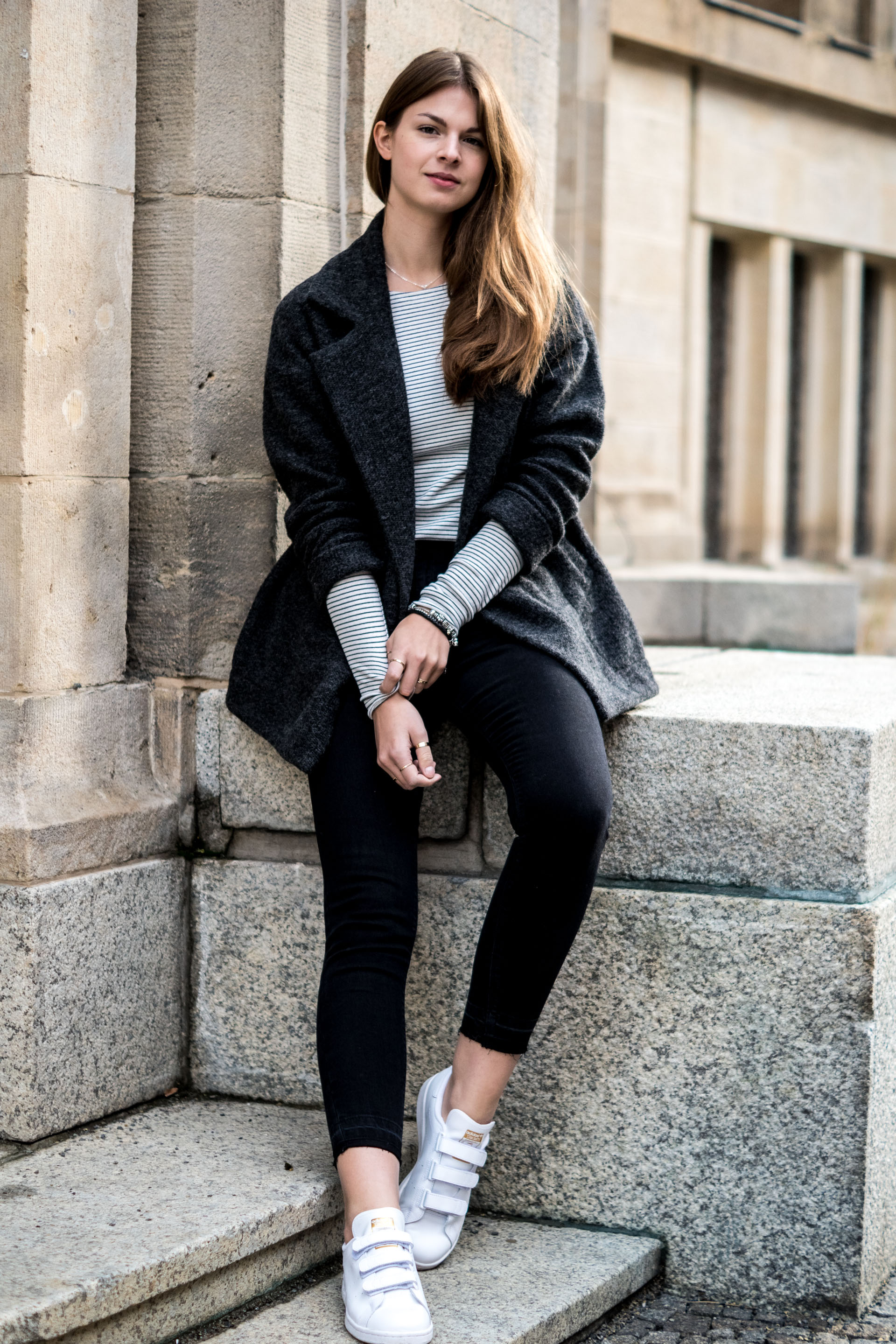 In the autumn sun wearing a casual and comfy outfit || autumn outfit 2016