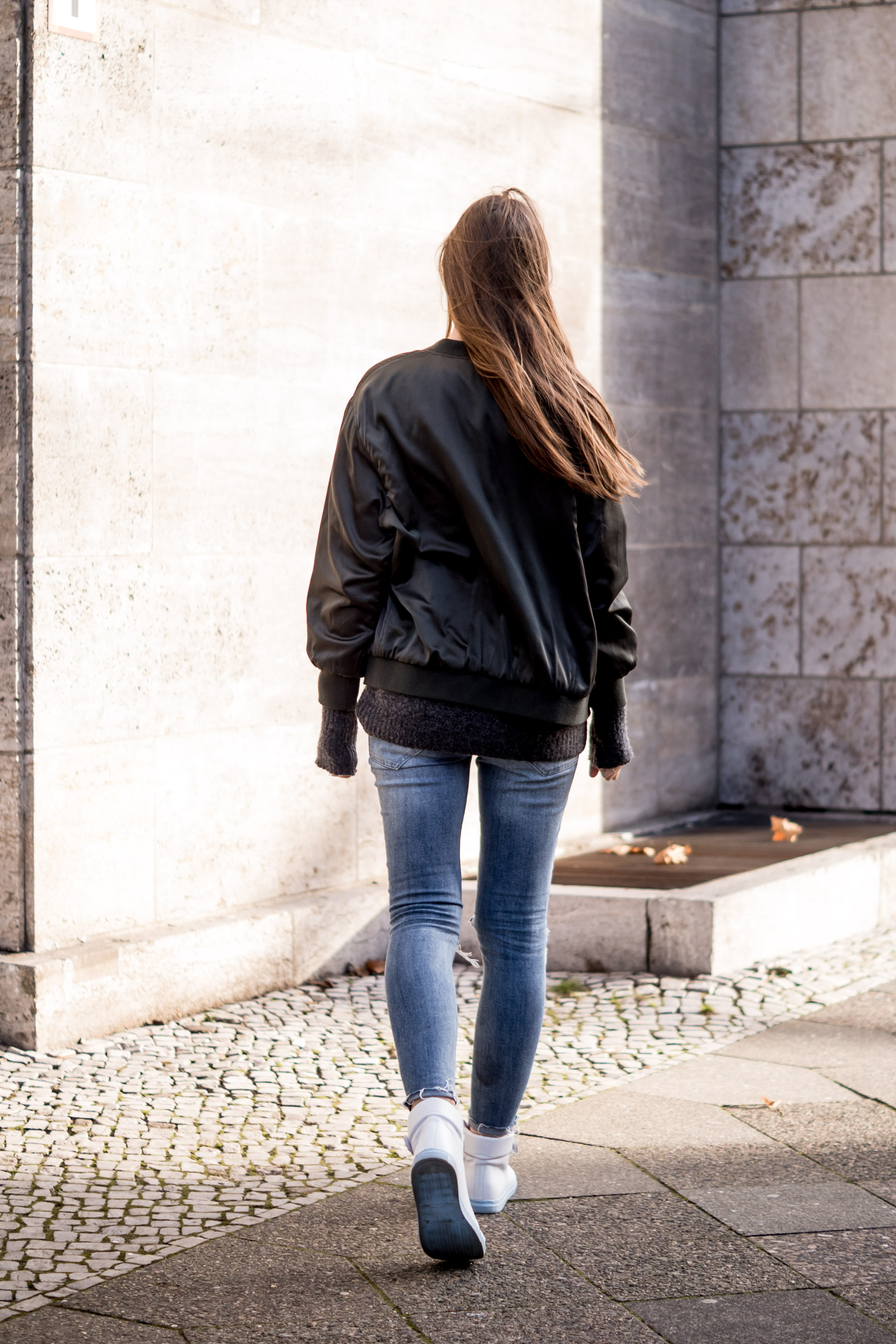 White sneakers with blue sole || Casual winter outfit