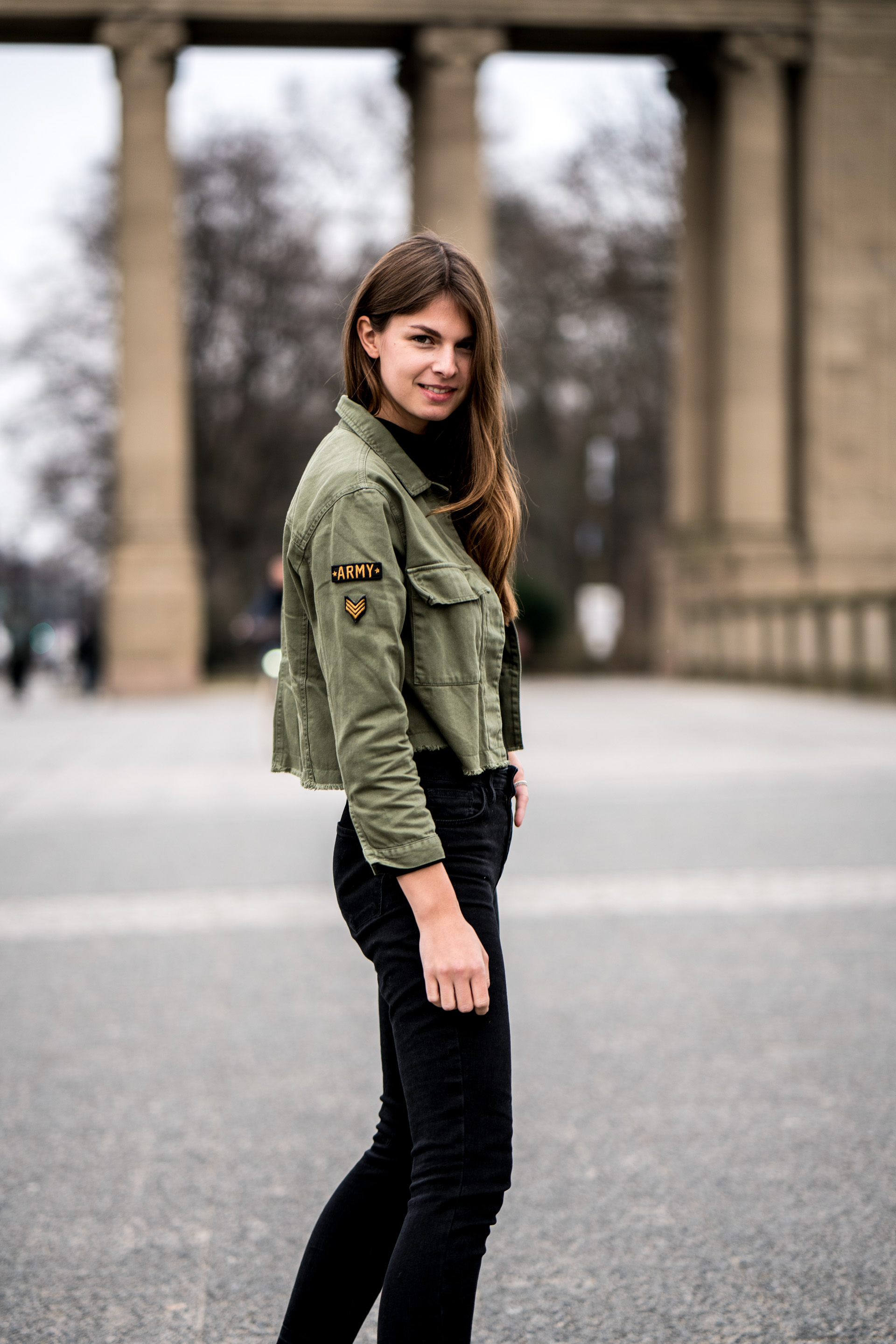 How to wear a cropped army jacket || Fashionblog Berlin