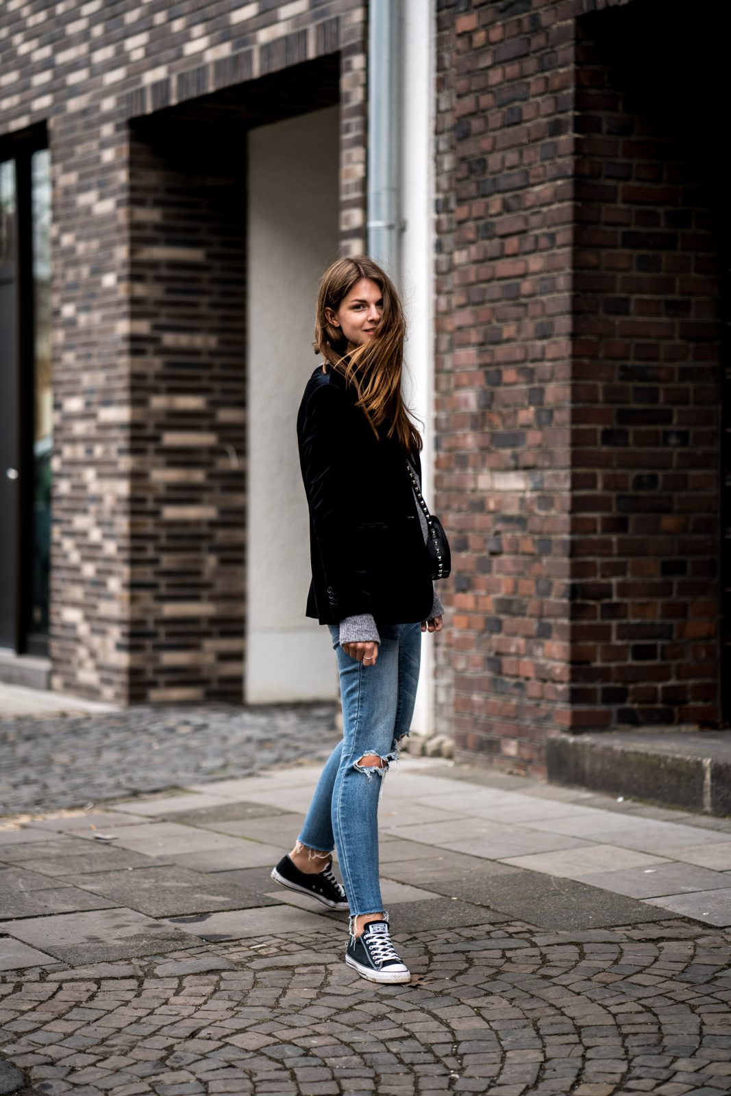 How to wear a black velvet blazer || Casual Chic Outfit