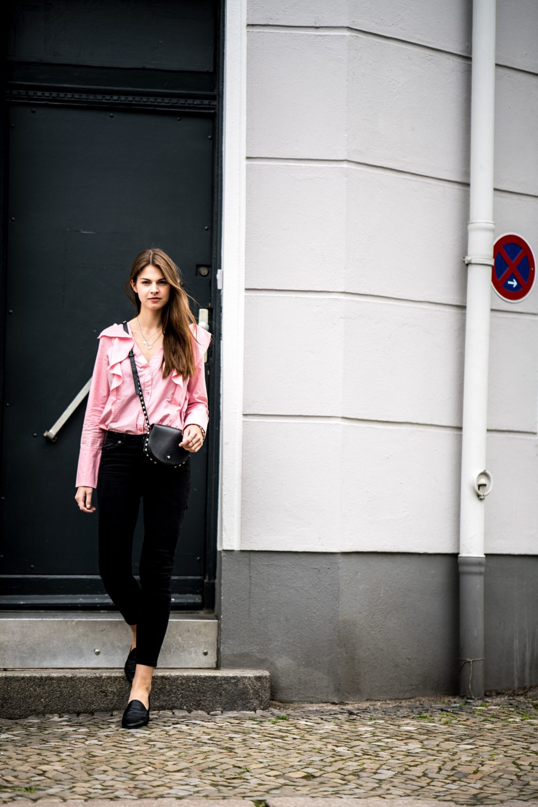 How to wear a Pink Shirt with Ruffles || Spring Outfit 2017