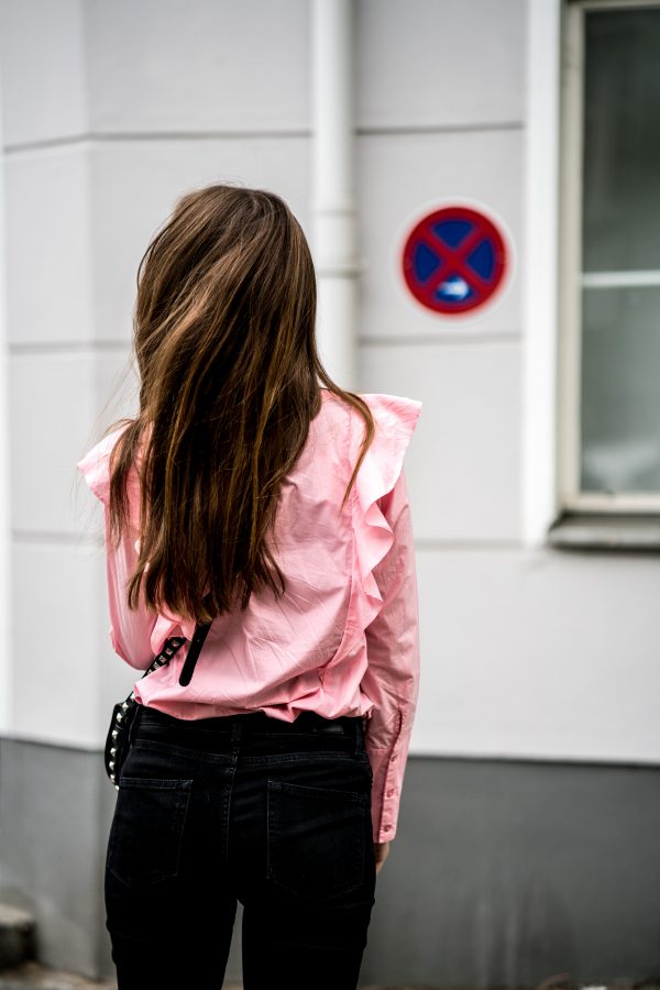 How to wear a Pink Shirt with Ruffles || Spring Outfit 2017