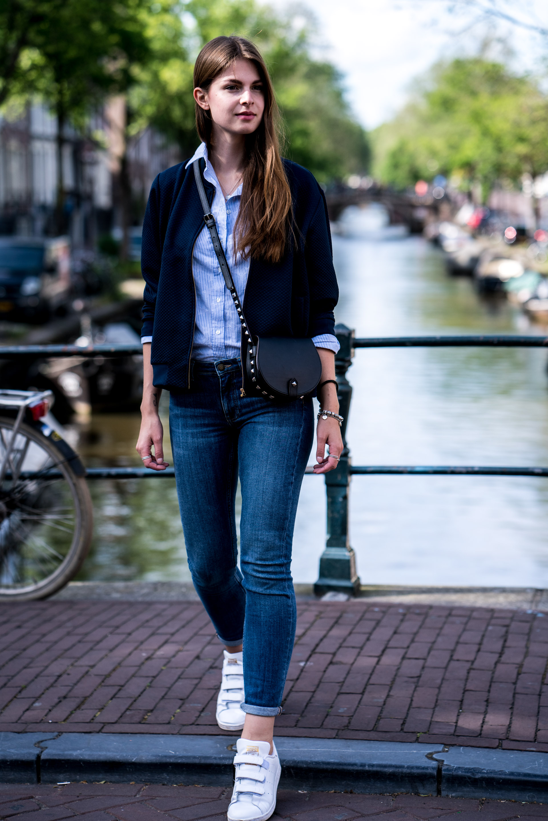Cycling through Amsterdam in my GANT Outfit || Fashionblog Berlin