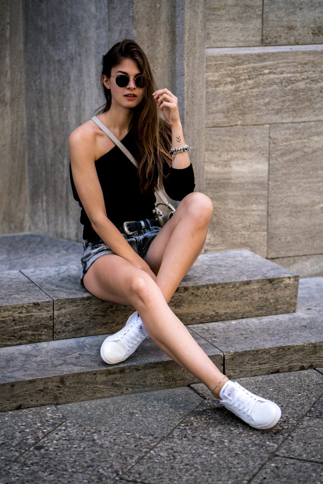 How to wear a one shoulder sweater || Fashionblog Berlin