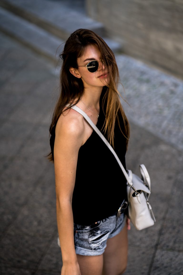 How to wear a one shoulder sweater || Fashionblog Berlin