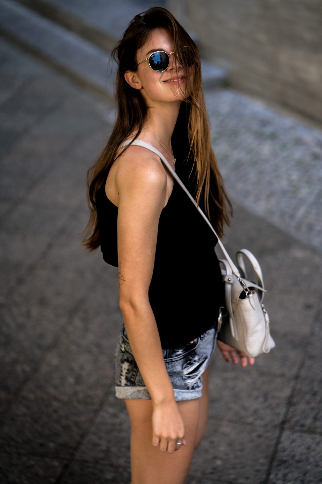 How to wear a one shoulder sweater || Fashionblog Berlin