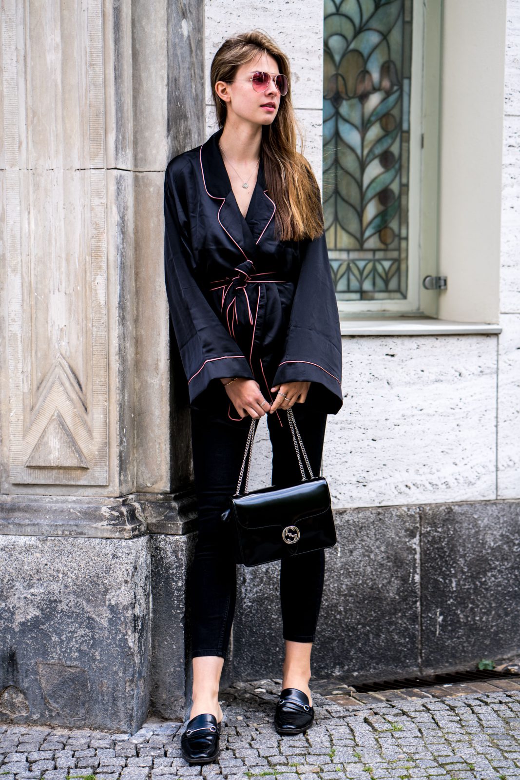 Black Robe || How to wear the pyjama style || Fashionblog Berlin