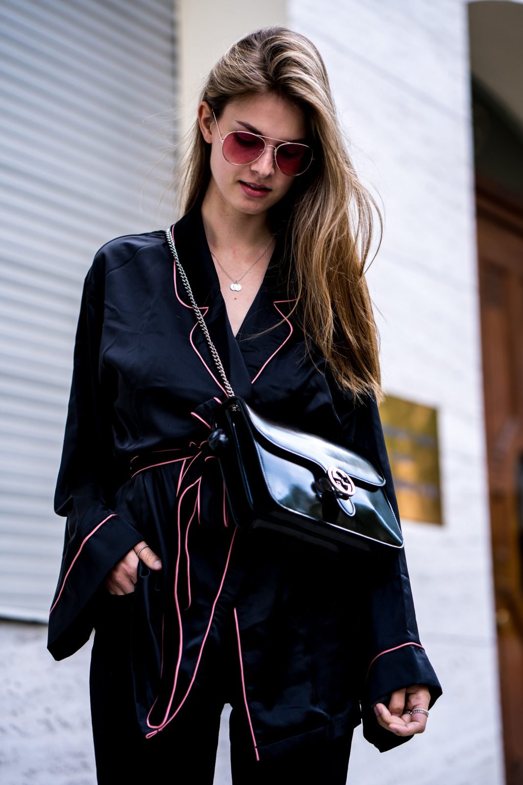 Black Robe || How to wear the pyjama style || Fashionblog Berlin