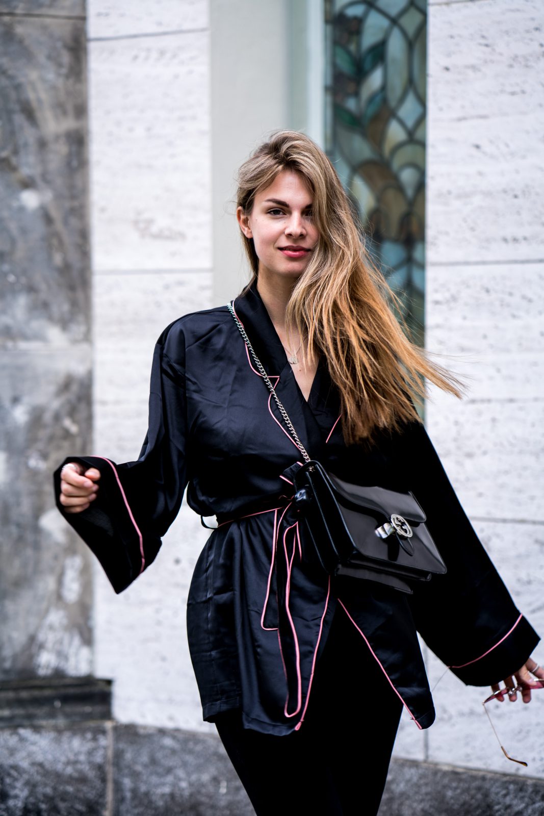 Black Robe || How to wear the pyjama style || Fashionblog Berlin