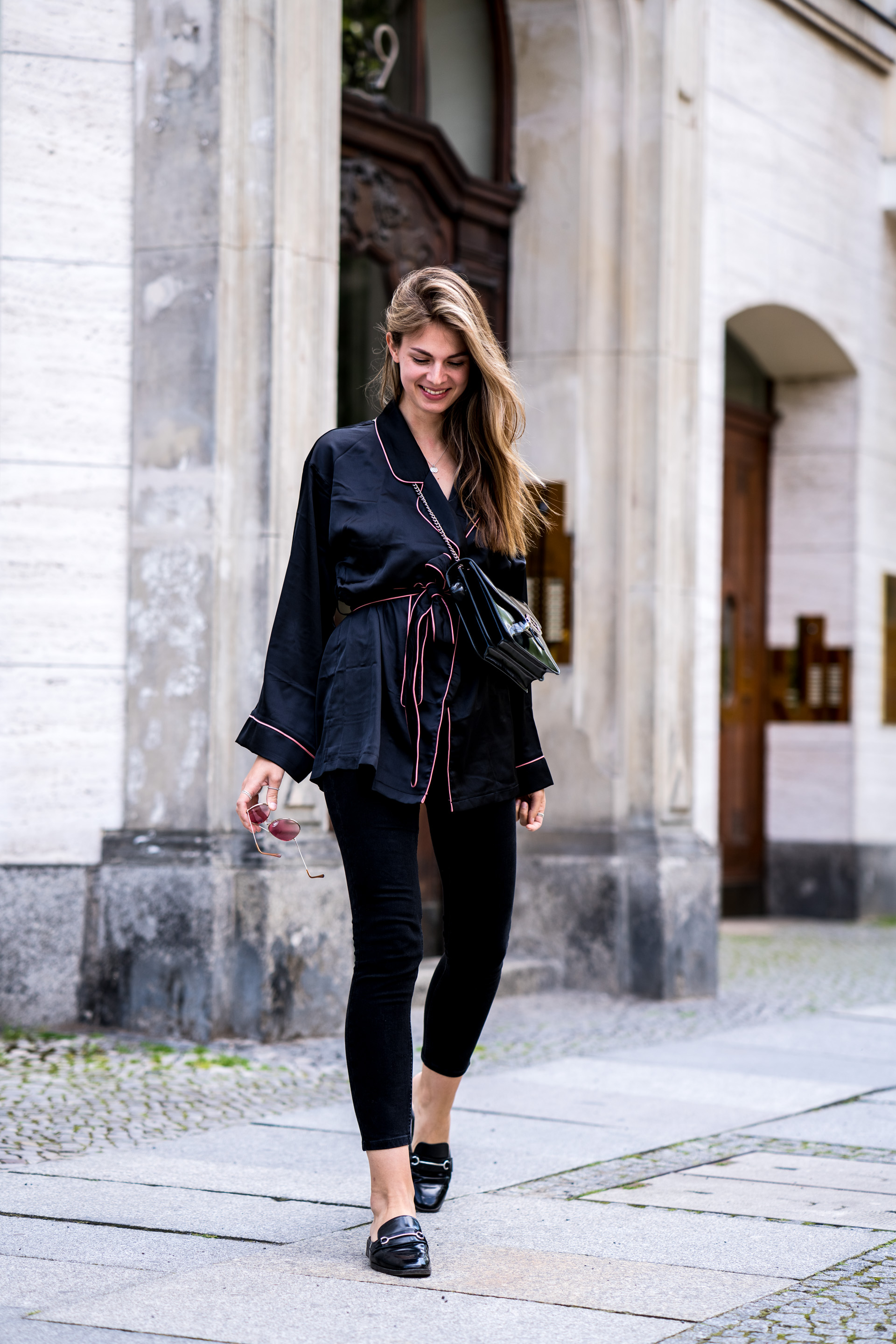 Black Robe || How to wear the pyjama style || Fashionblog Berlin