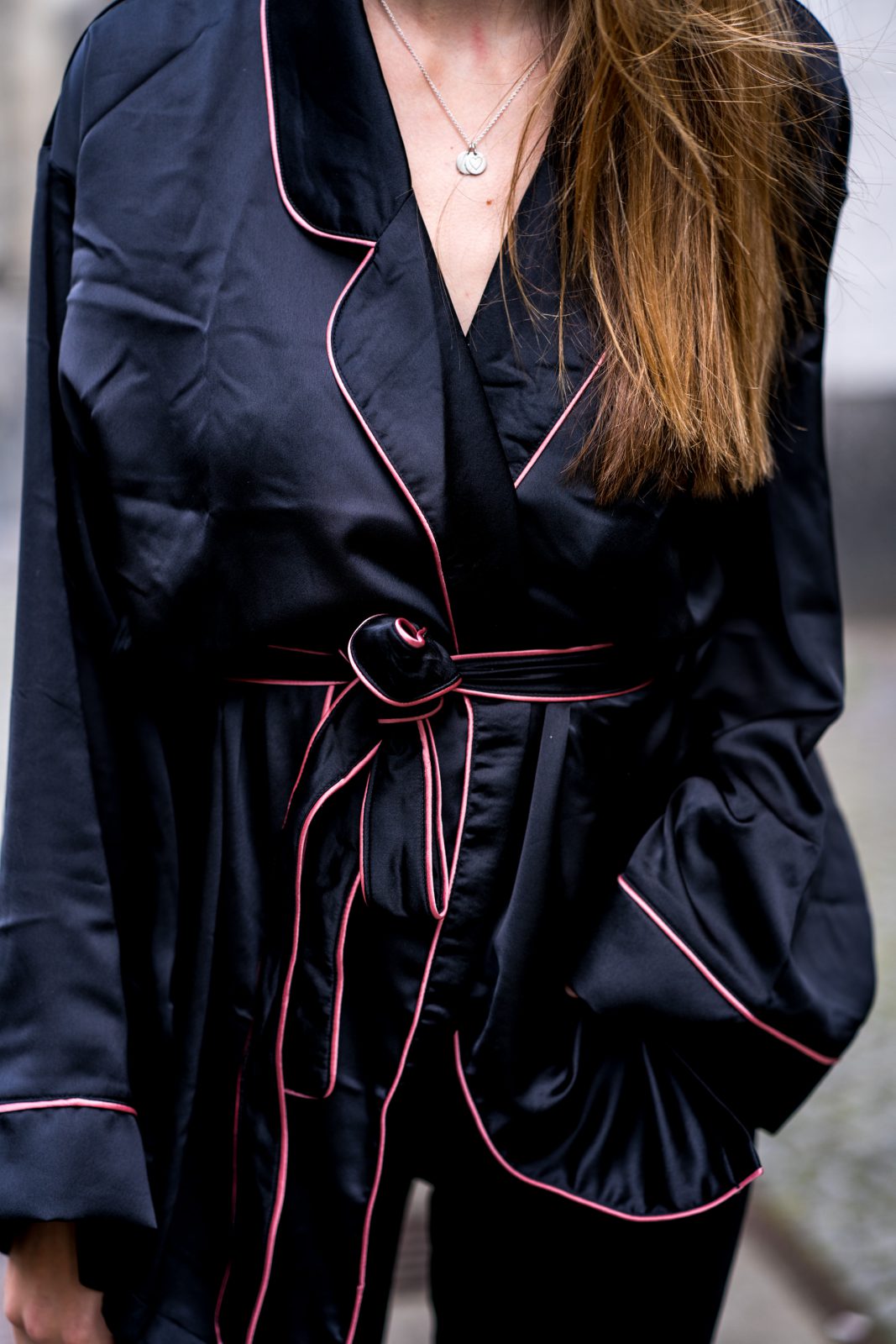 Black Robe || How to wear the pyjama style || Fashionblog Berlin