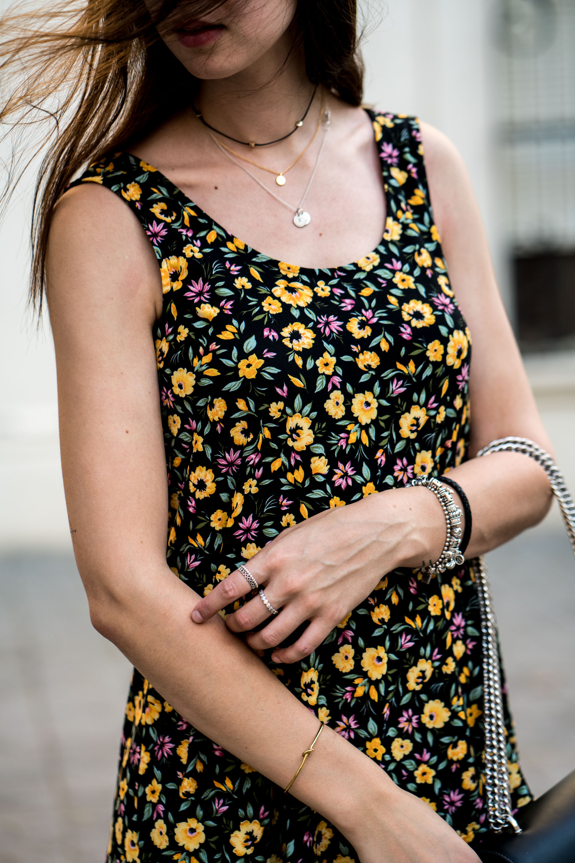 Wearing a summer dress with flower print in Spain || Fashionblog Berlin