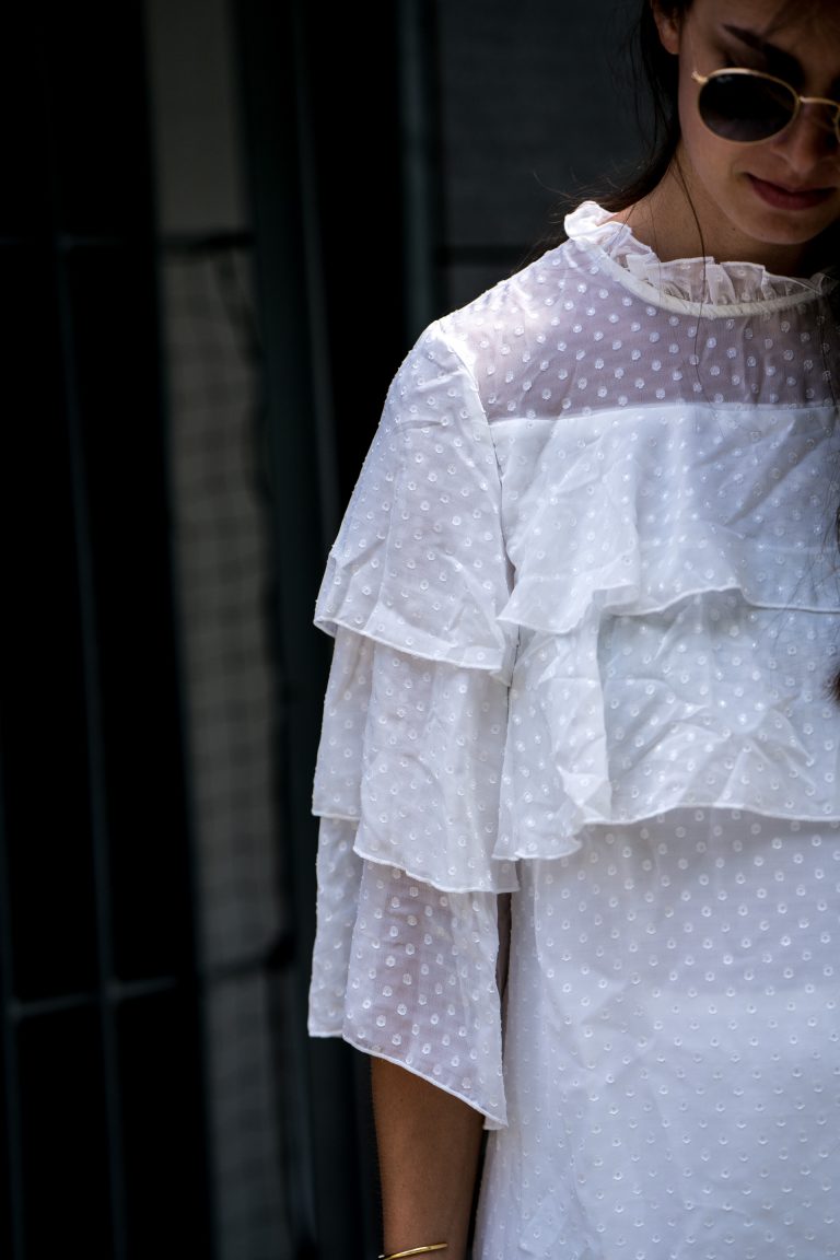 How to wear a White Dress with Ruffle Details || Fashionblog Berlin