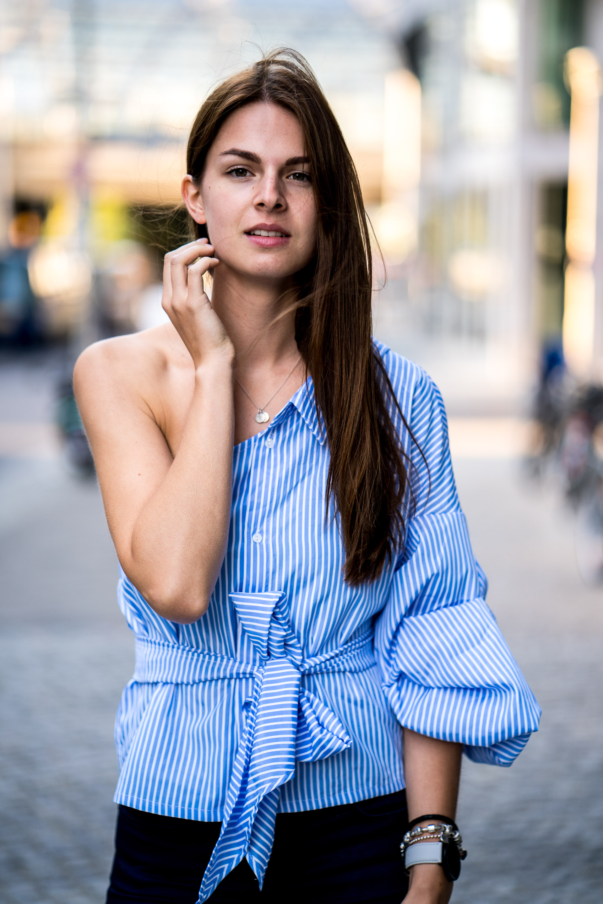 Ist der One-Shoulder Trend noch aktuell? || Gestreiftes One-Shoulder Shirt