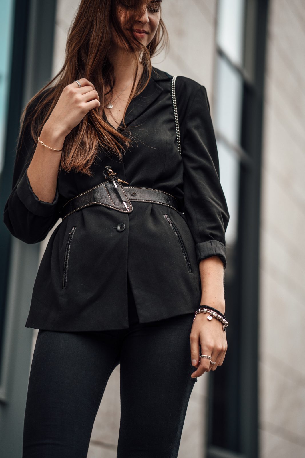 How to wear a belted blazer || all black autumn outfit || Fashionblog ...