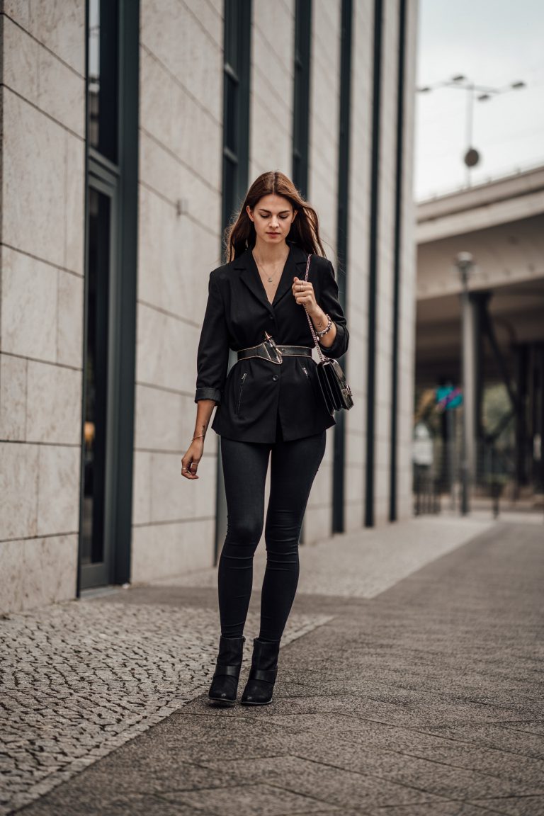 How to wear a belted blazer || all black autumn outfit || Fashionblog ...