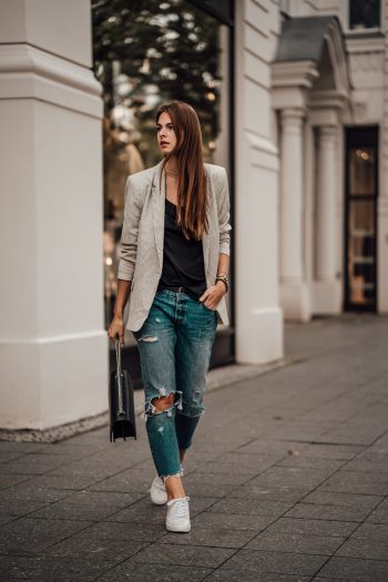 How to wear Boyfriend Jeans this fall || Casual Chic Outfit
