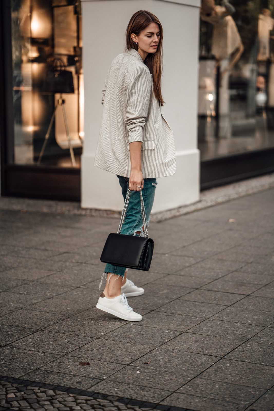 How to wear Boyfriend Jeans this fall || Casual Chic Outfit