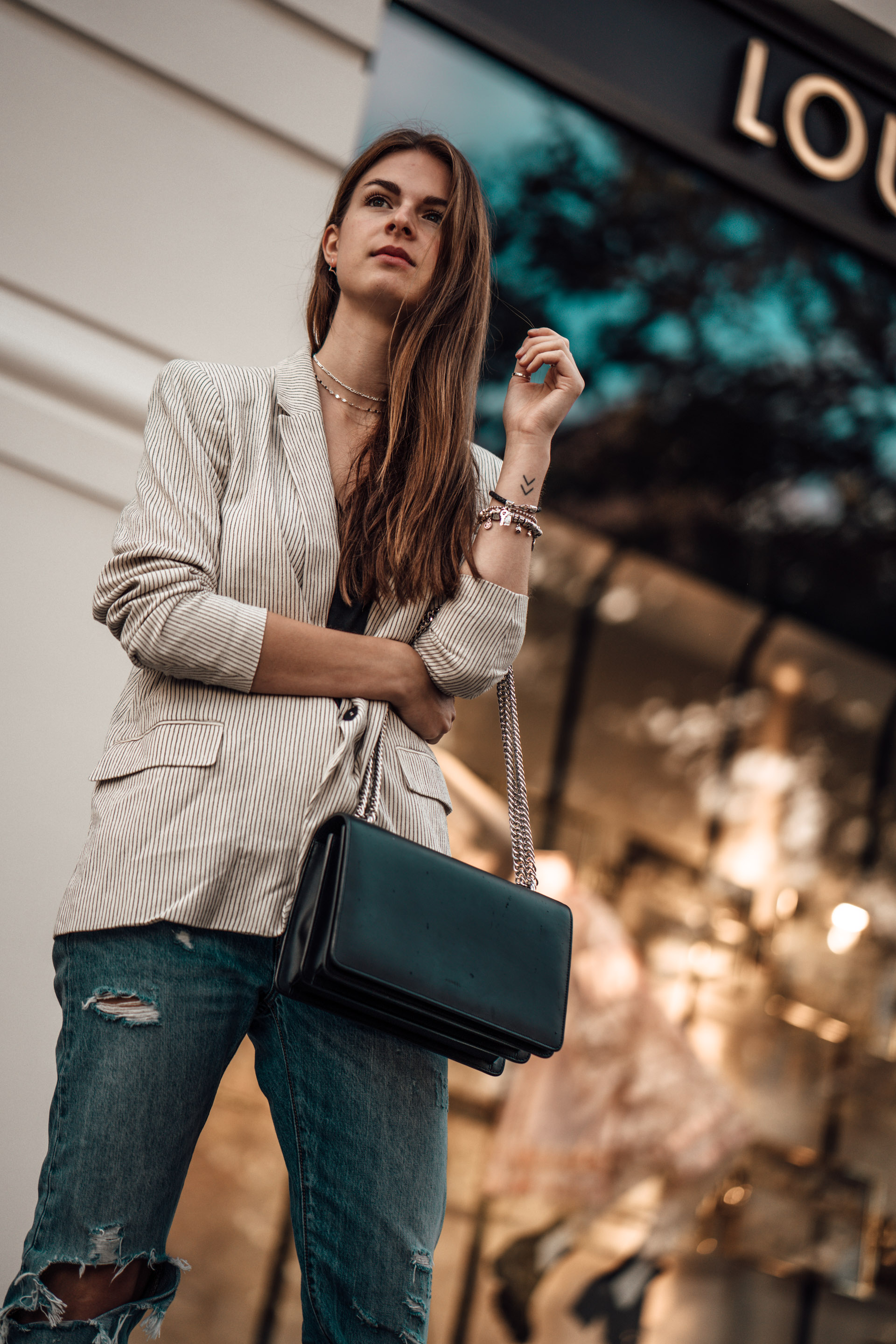 How to wear Boyfriend Jeans this fall || Casual Chic Outfit