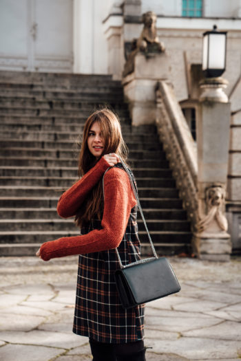 Winter Style: How to wear a dress over a sweater || Fashionblog Berlin