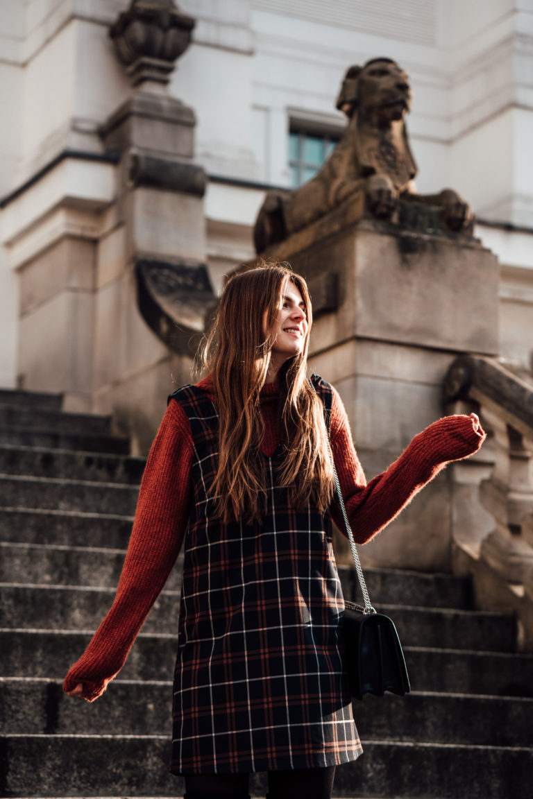 Winter Style: How to wear a dress over a sweater || Fashionblog Berlin
