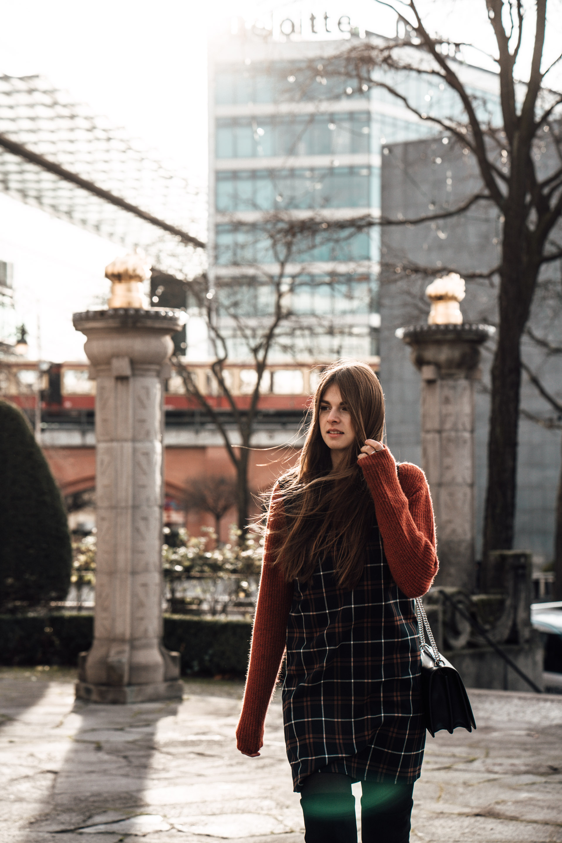 Winter Style: How to wear a dress over a sweater || Fashionblog Berlin