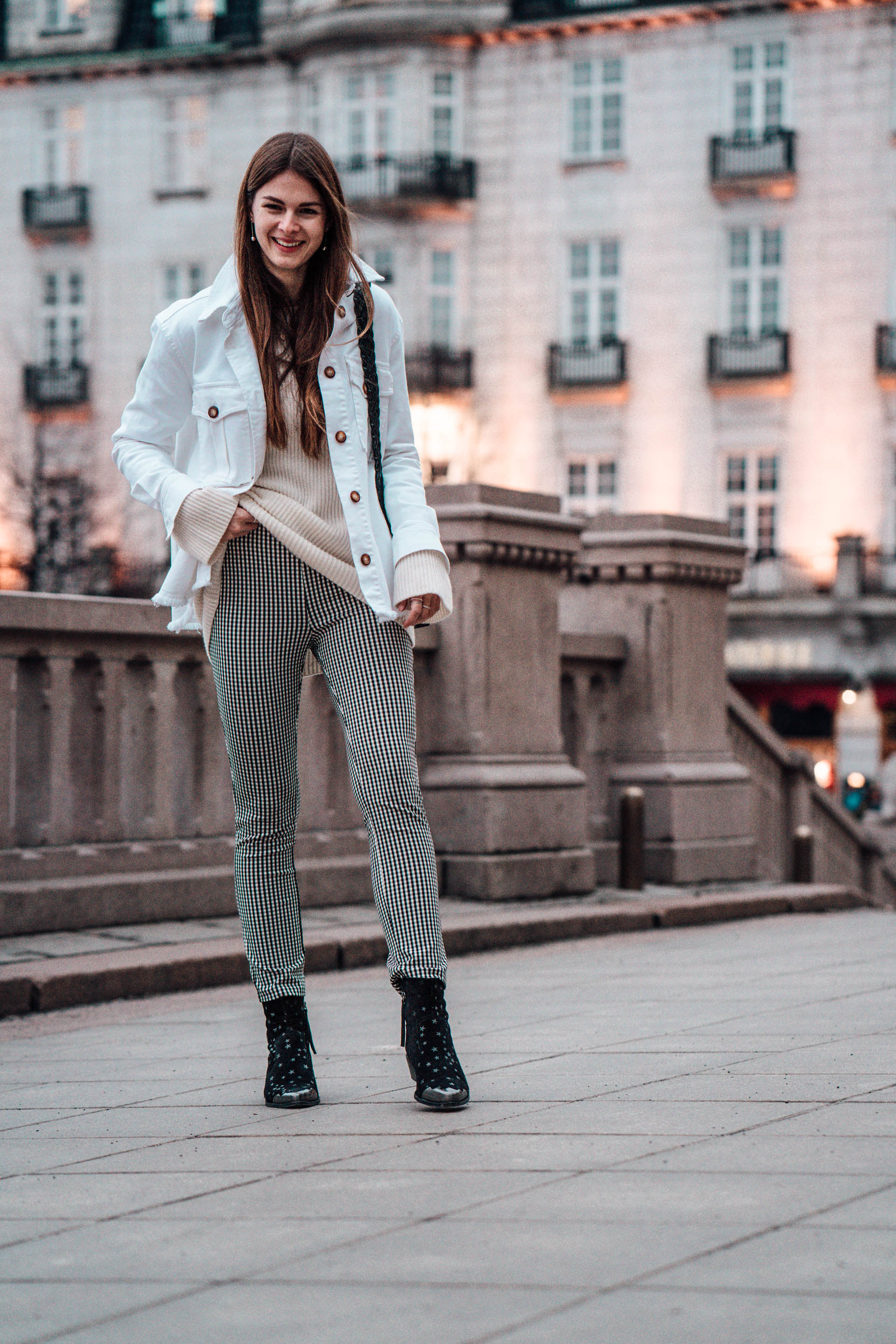 Oslo Runway Outfit: karierte Hose und weiße Jeansjacke von FWSS