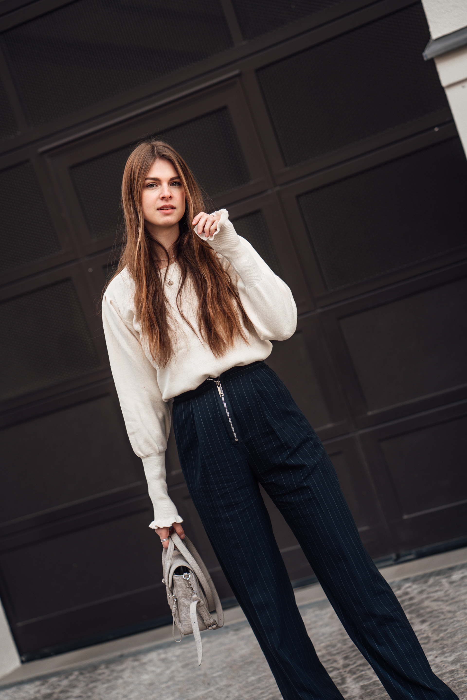 How to wear: pinstripe pants with zipper detail || Fashionblog Berlin