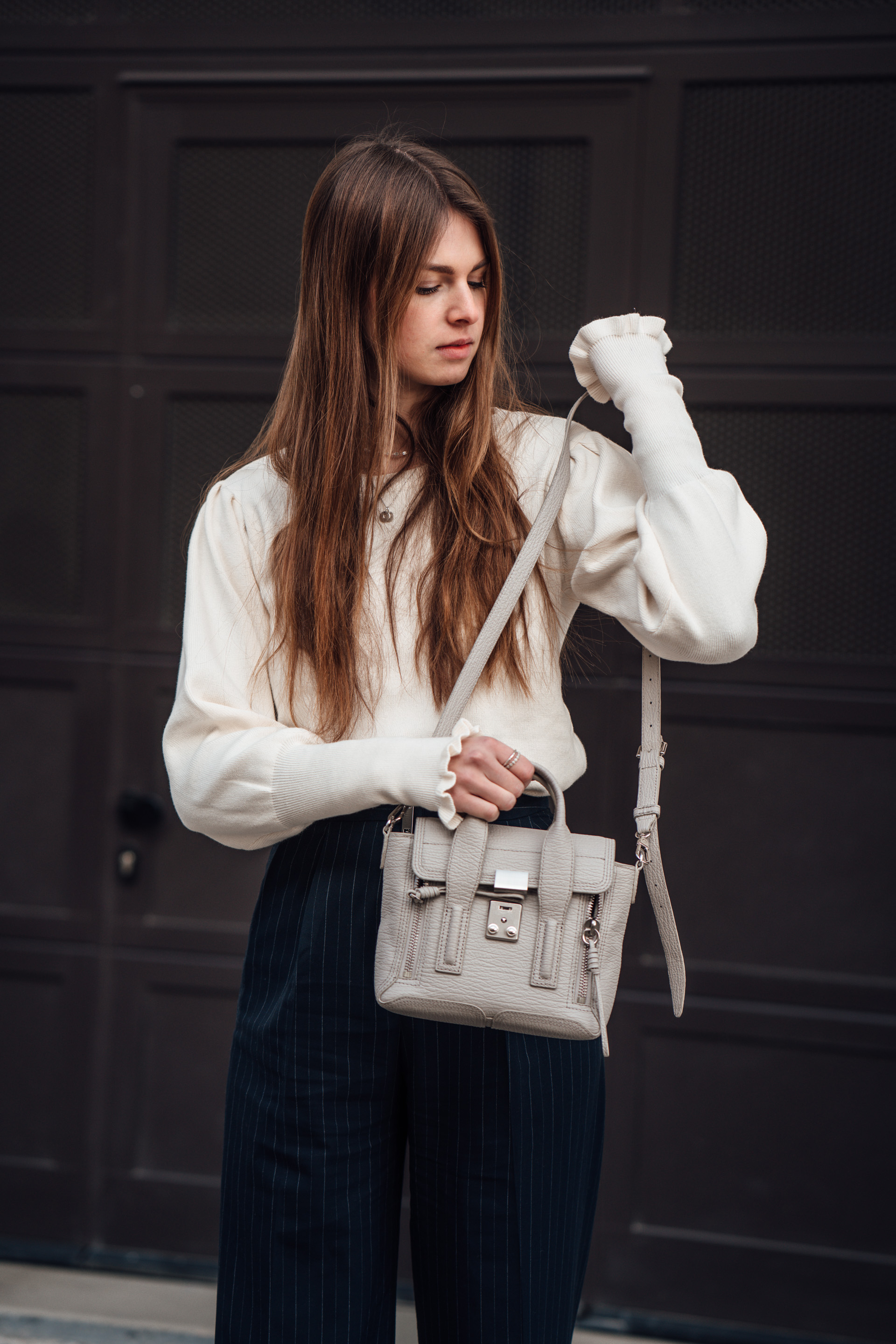 How to wear: pinstripe pants with zipper detail || Fashionblog Berlin