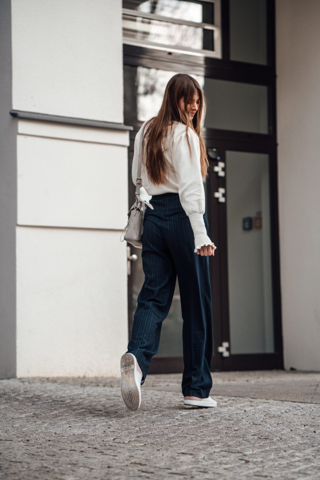 How to wear: pinstripe pants with zipper detail || Fashionblog Berlin