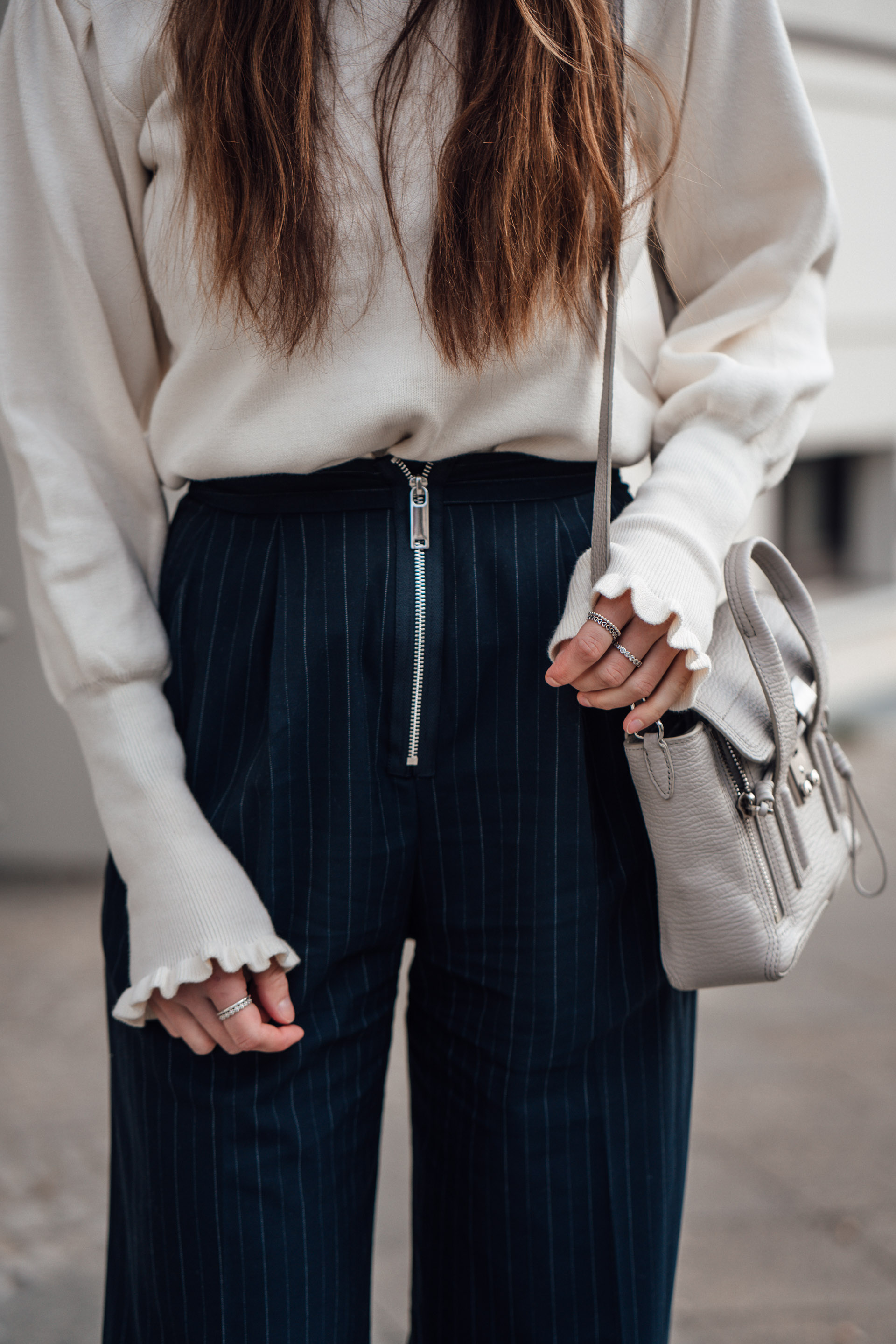 How to wear: pinstripe pants with zipper detail || Fashionblog Berlin
