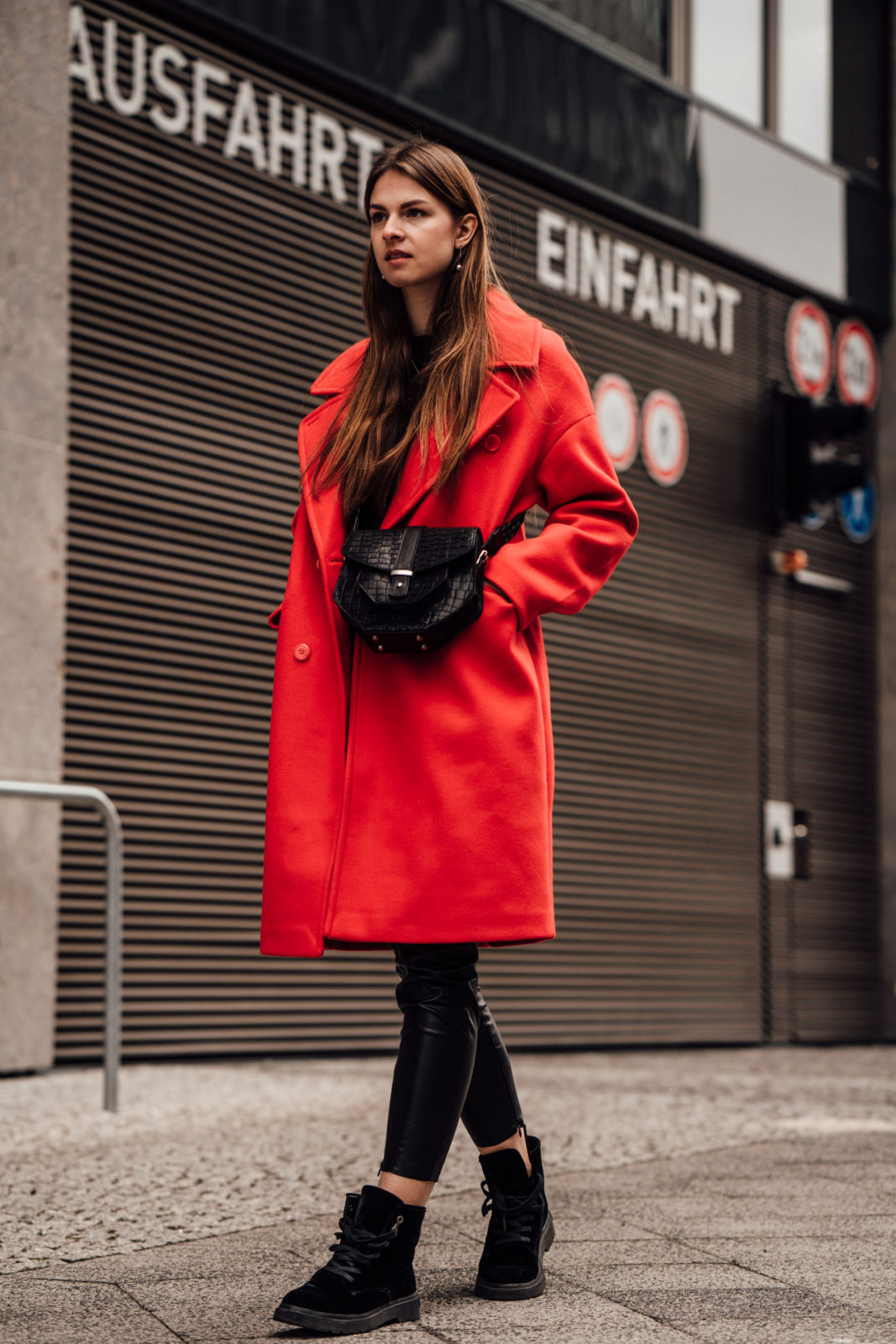 How to wear a red coat || red and black outfit || Fashionblog Berlin