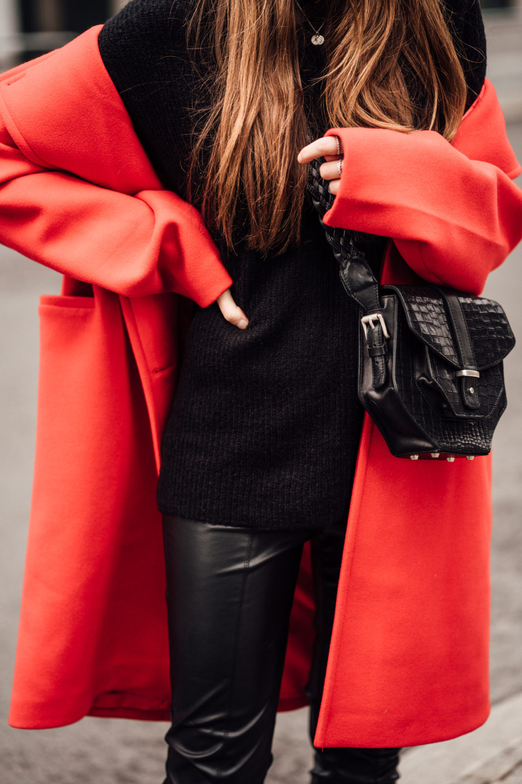 How to wear a red coat || red and black outfit || Fashionblog Berlin