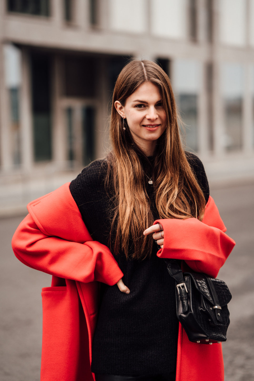 How to wear a red coat || red and black outfit || Fashionblog Berlin