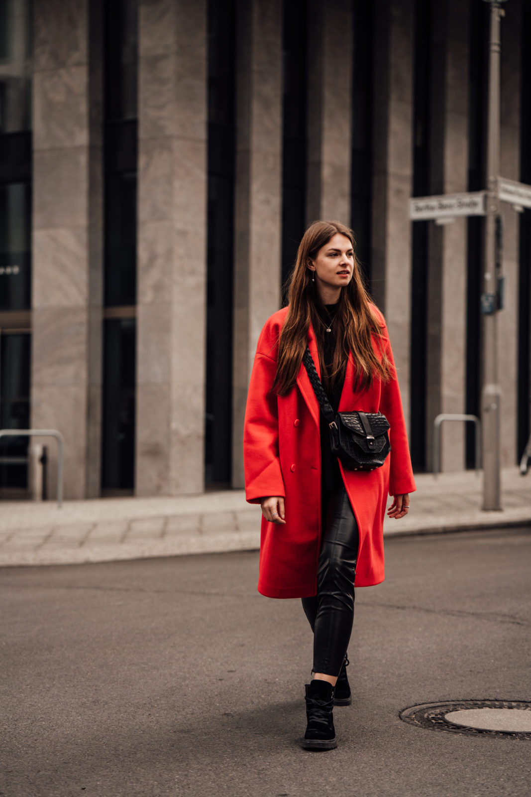 How to wear a red coat || red and black outfit || Fashionblog Berlin