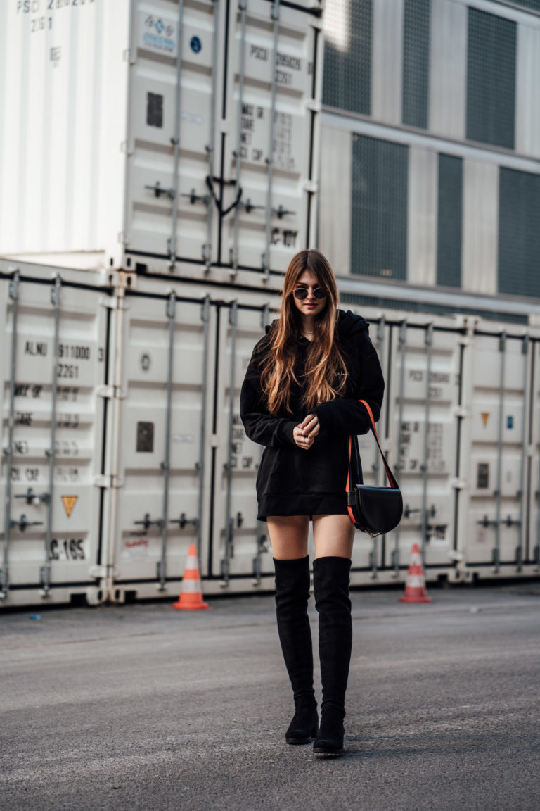 My Overknees Outfit with oversized hoodie and round sunglasses