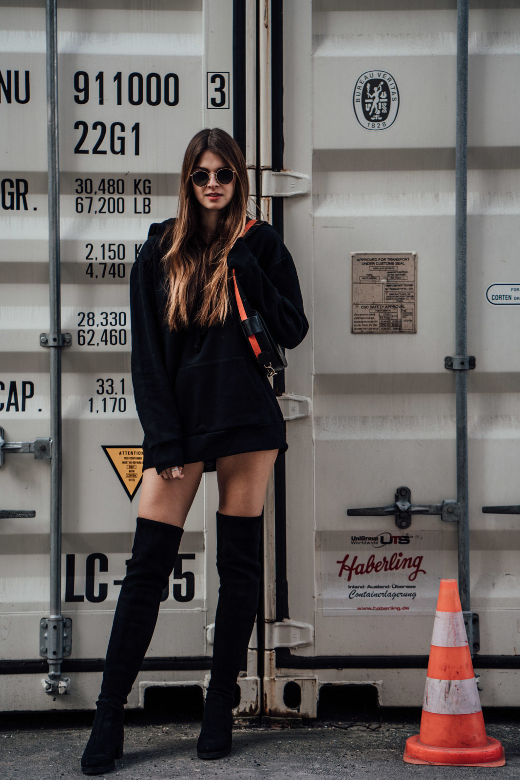 My Overknees Outfit with oversized hoodie and round sunglasses