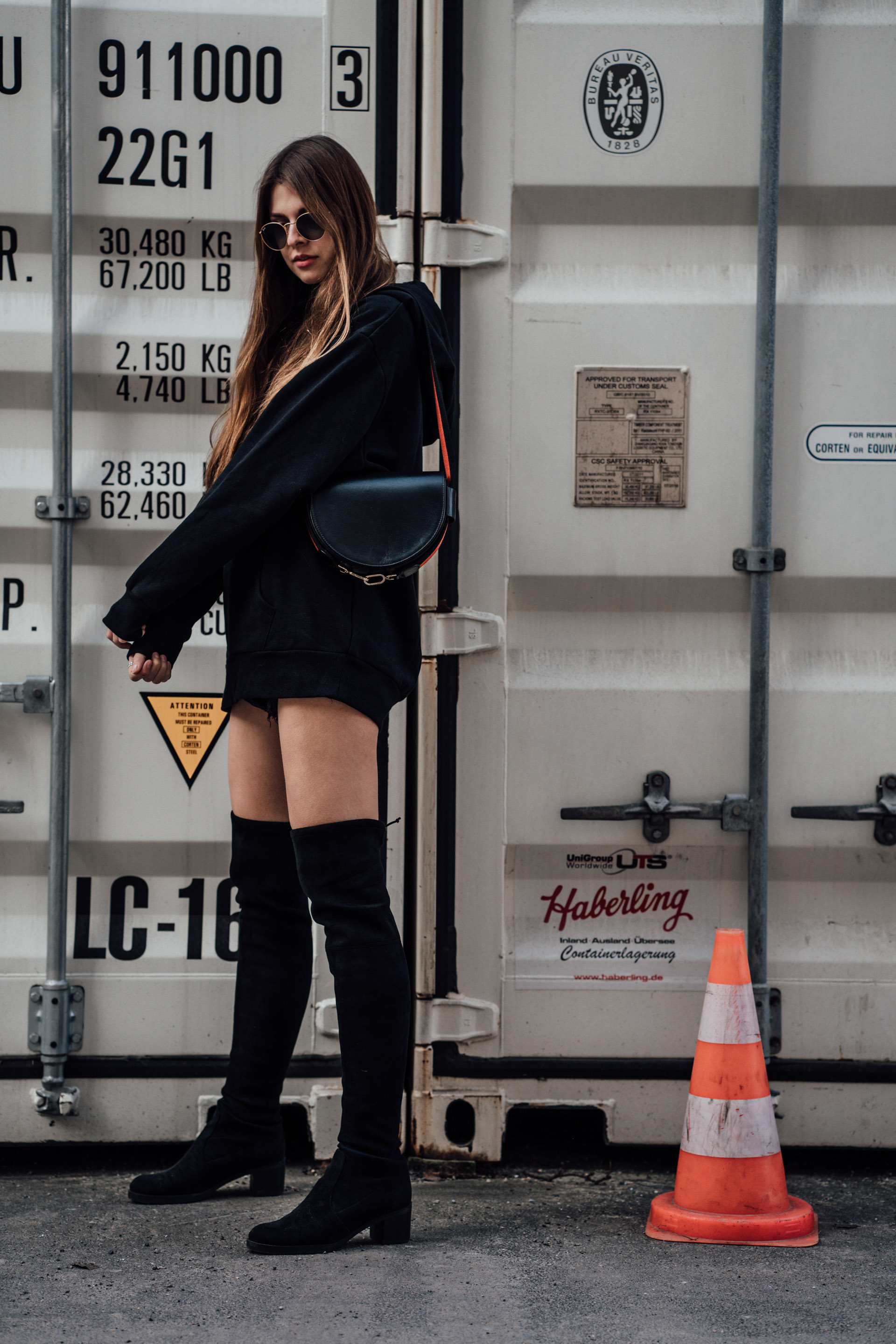 My Overknees Outfit with oversized hoodie and round sunglasses