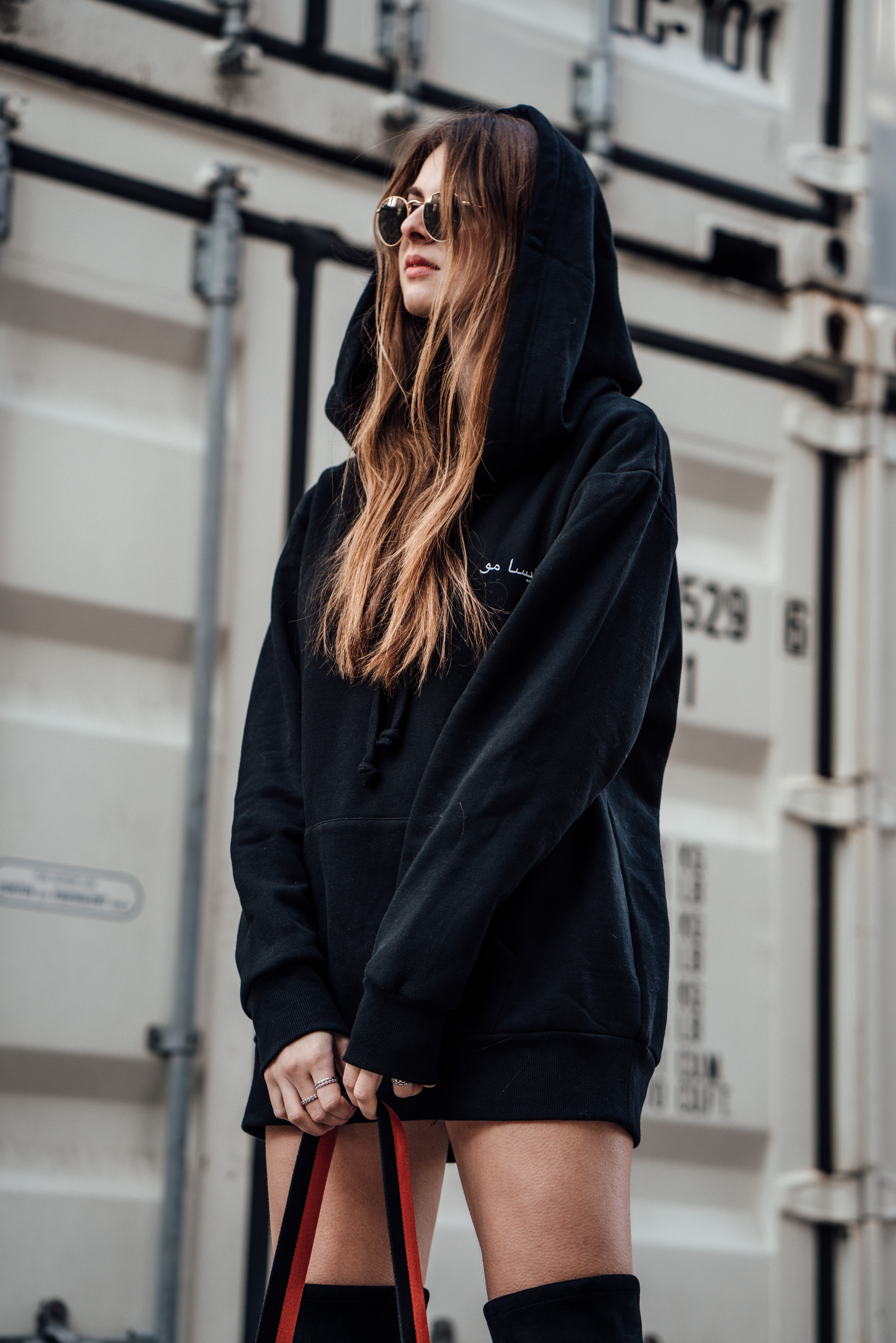 My Overknees Outfit with oversized hoodie and round sunglasses
