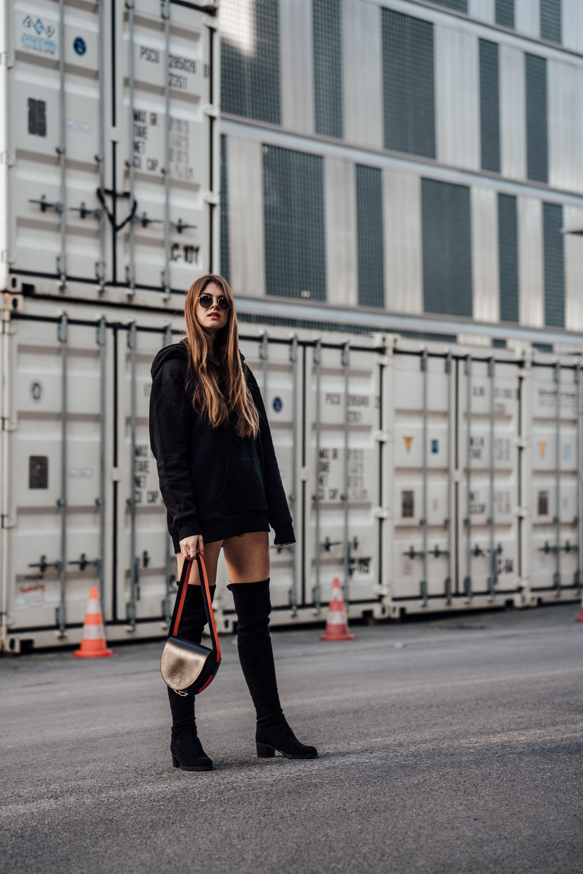 My Overknees Outfit with oversized hoodie and round sunglasses