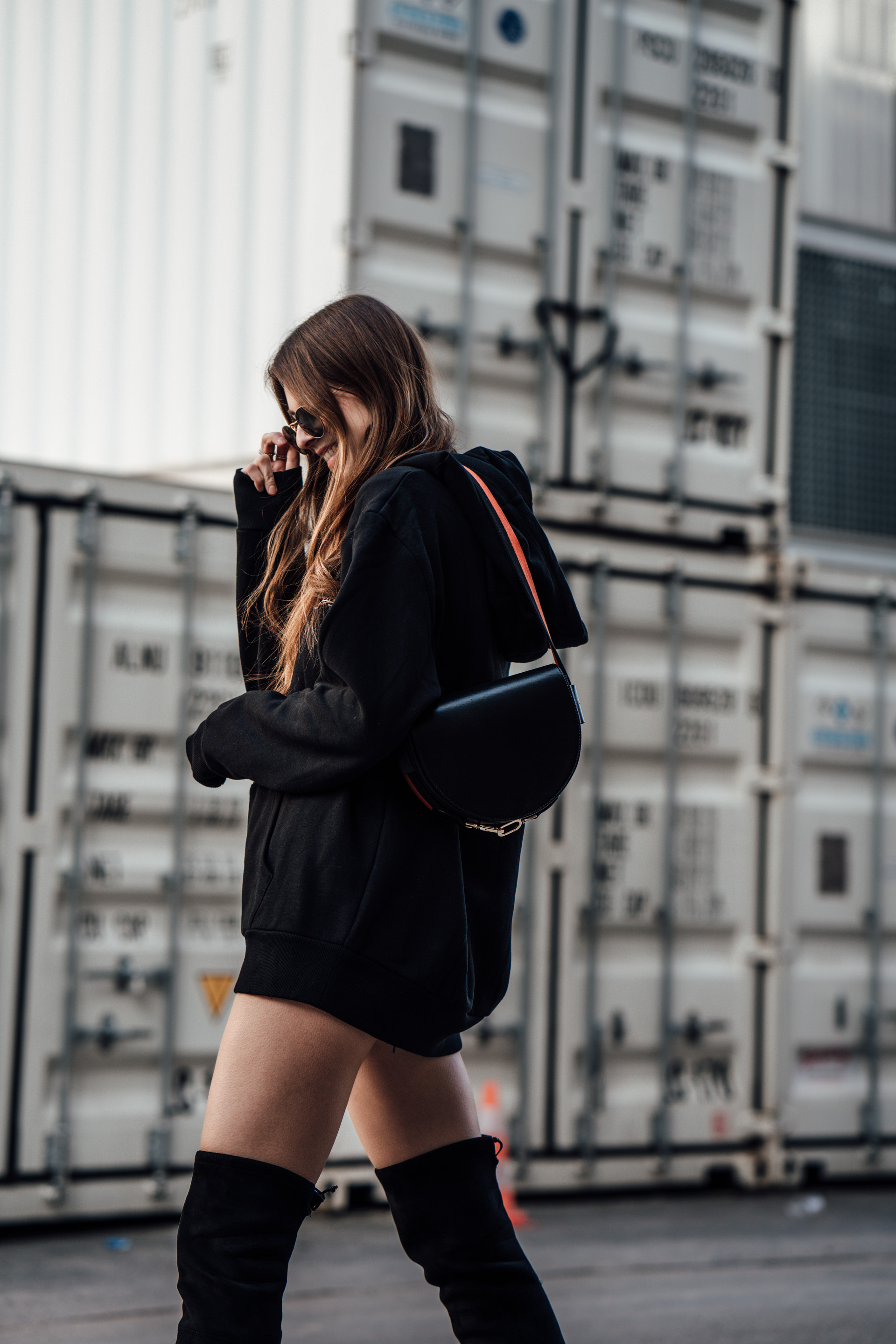 My Overknees Outfit with oversized hoodie and round sunglasses