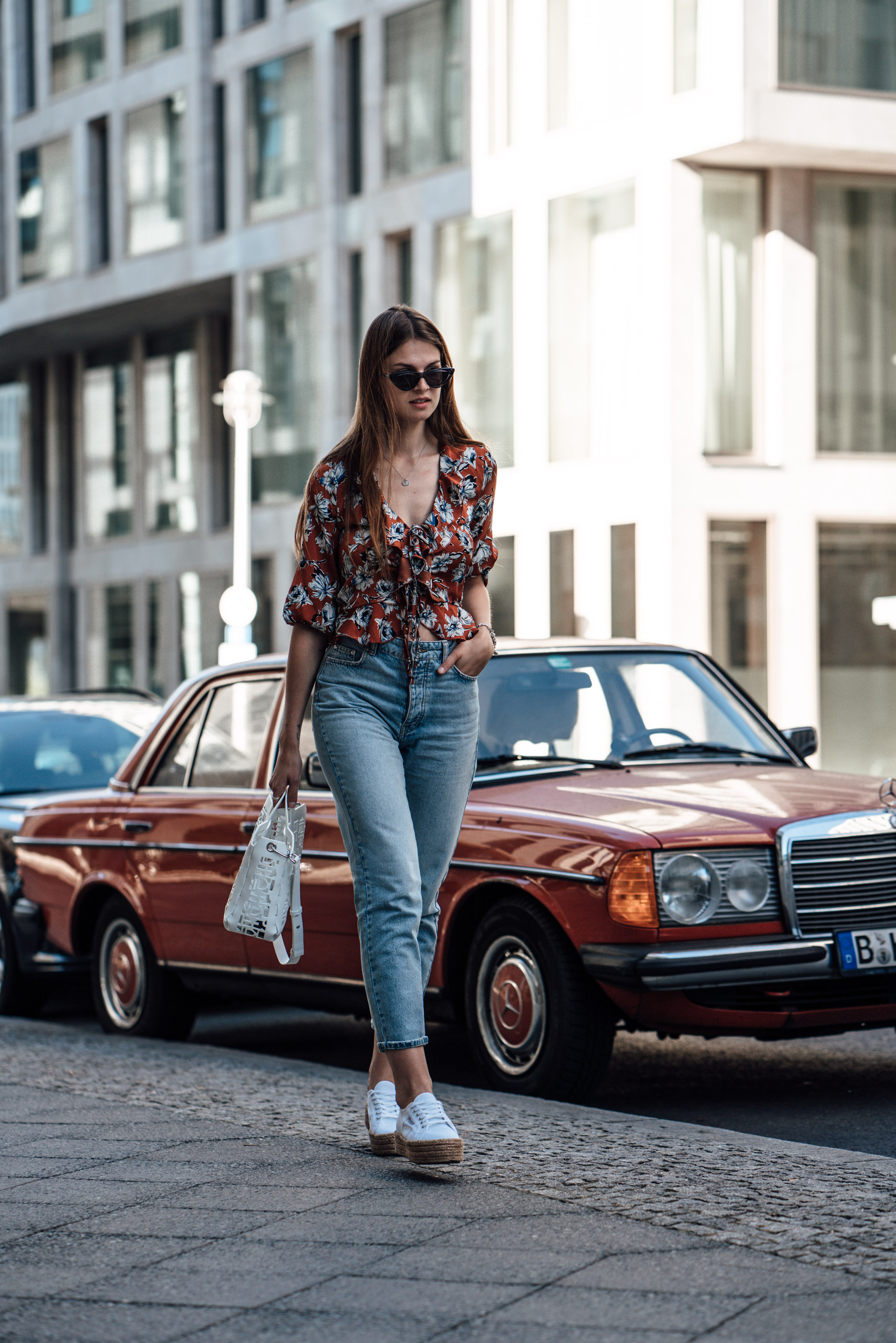 Summer Outfit: Plateau Sneakers and Flower Blouse || Fashionblog Berlin
