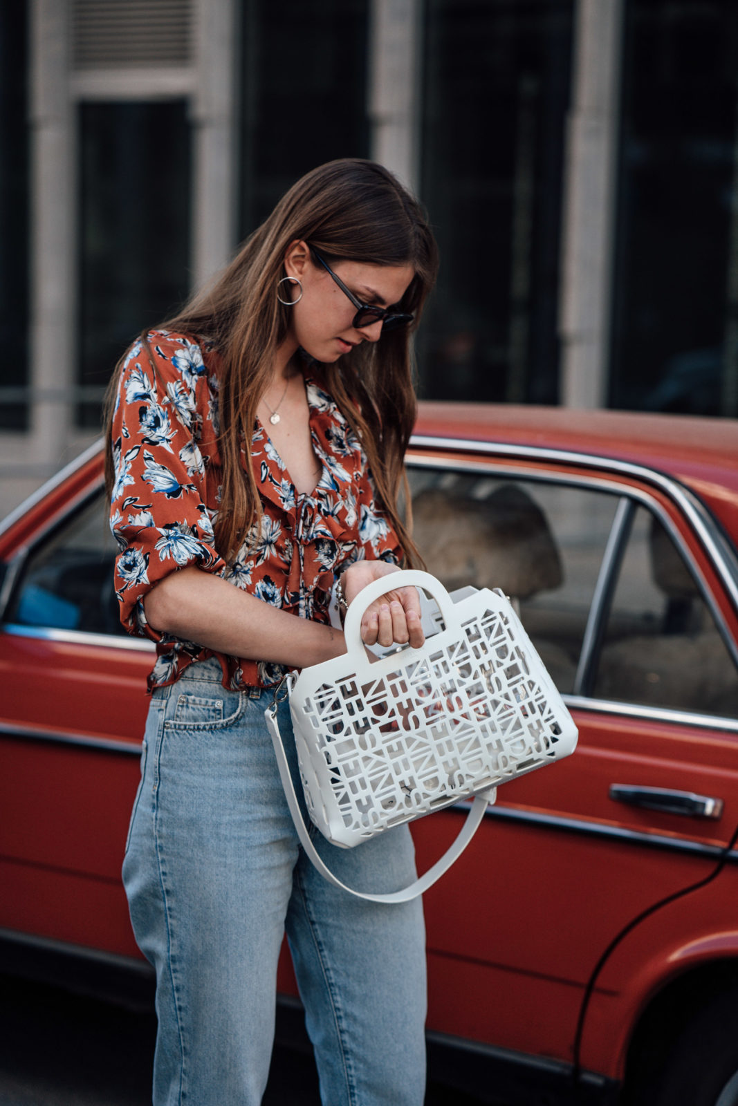 Summer Outfit: Plateau Sneakers and Flower Blouse || Fashionblog Berlin