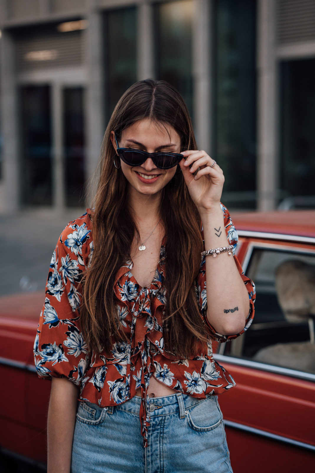 Summer Outfit: Plateau Sneakers and Flower Blouse || Fashionblog Berlin