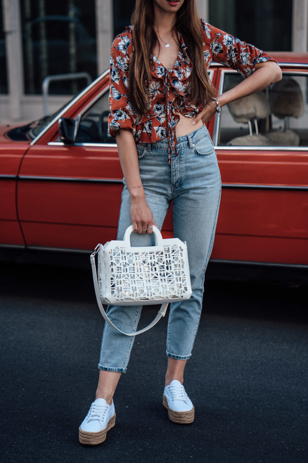 Summer Outfit: Plateau Sneakers and Flower Blouse || Fashionblog Berlin