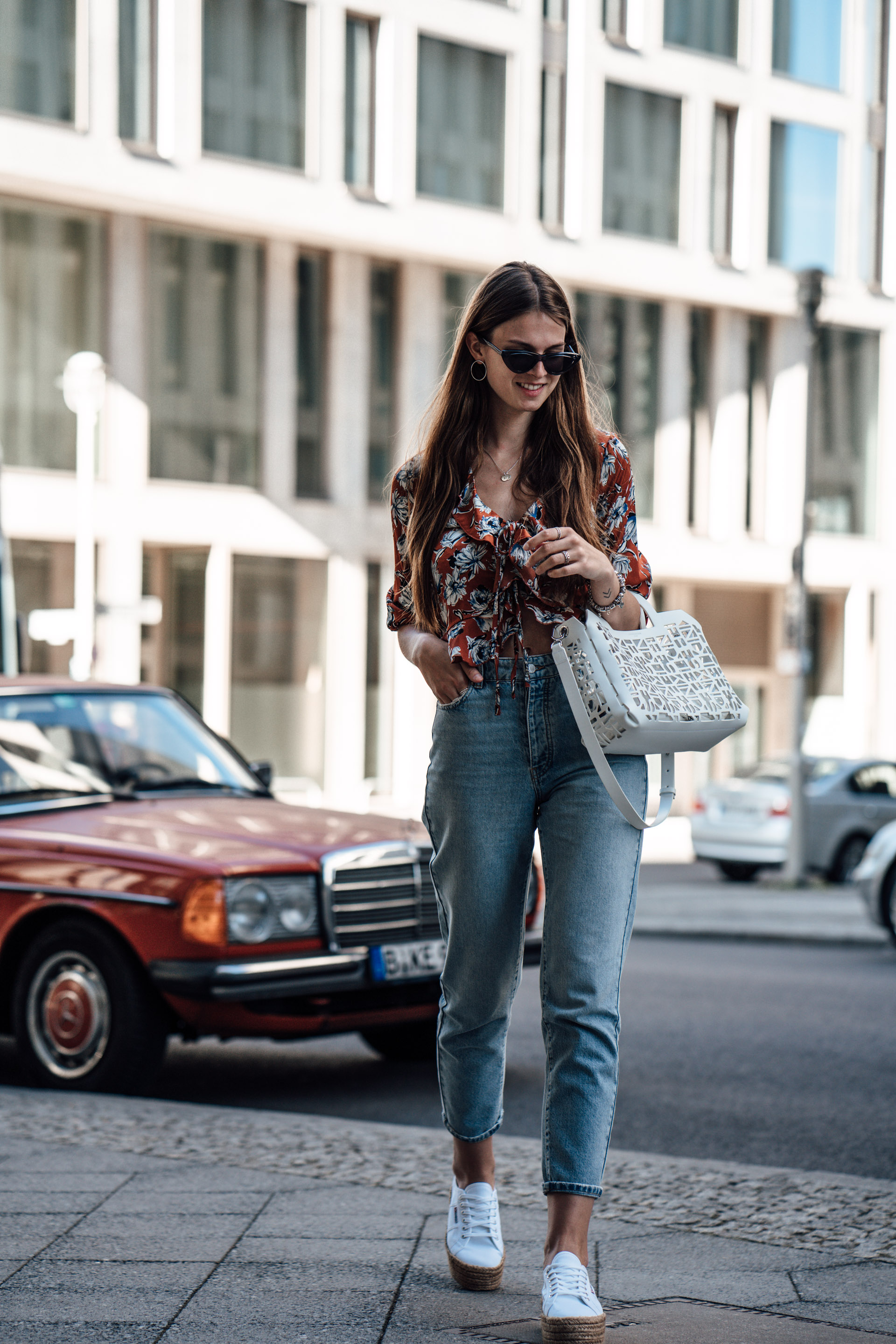 Summer Outfit: Plateau Sneakers and Flower Blouse || Fashionblog Berlin