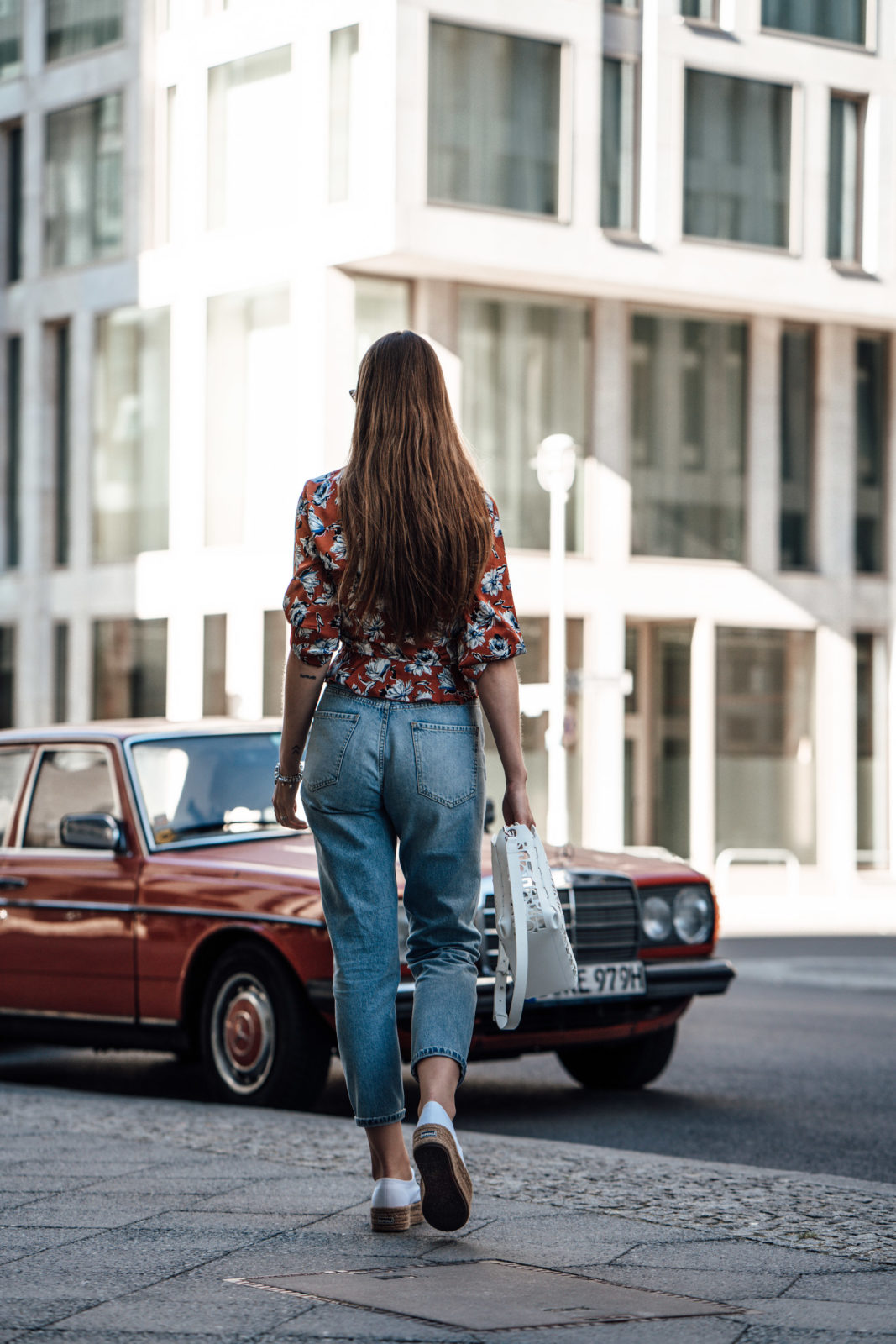 Summer Outfit: Plateau Sneakers and Flower Blouse || Fashionblog Berlin