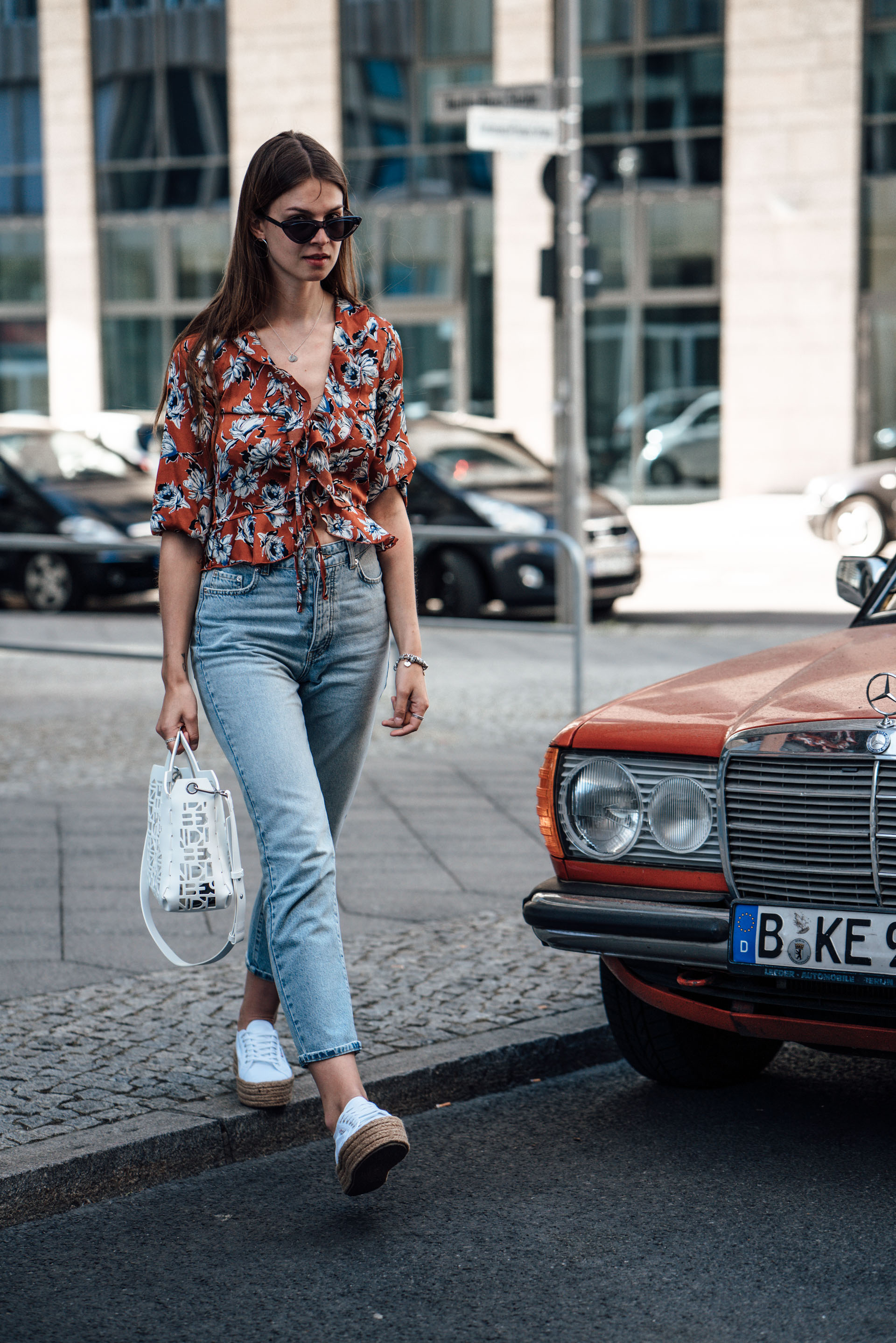 Summer Outfit: Plateau Sneakers and Flower Blouse || Fashionblog Berlin