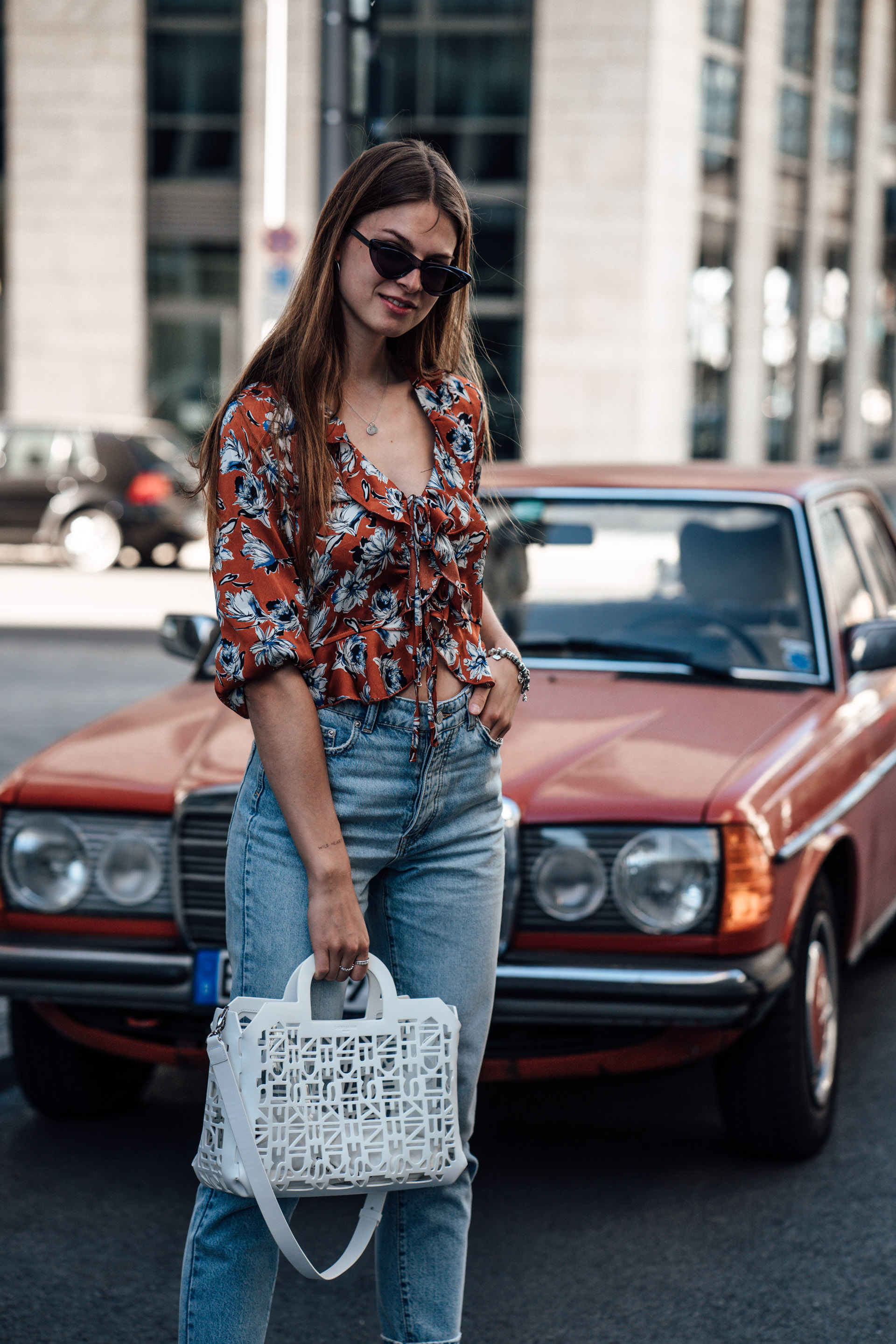 Summer Outfit: Plateau Sneakers and Flower Blouse || Fashionblog Berlin